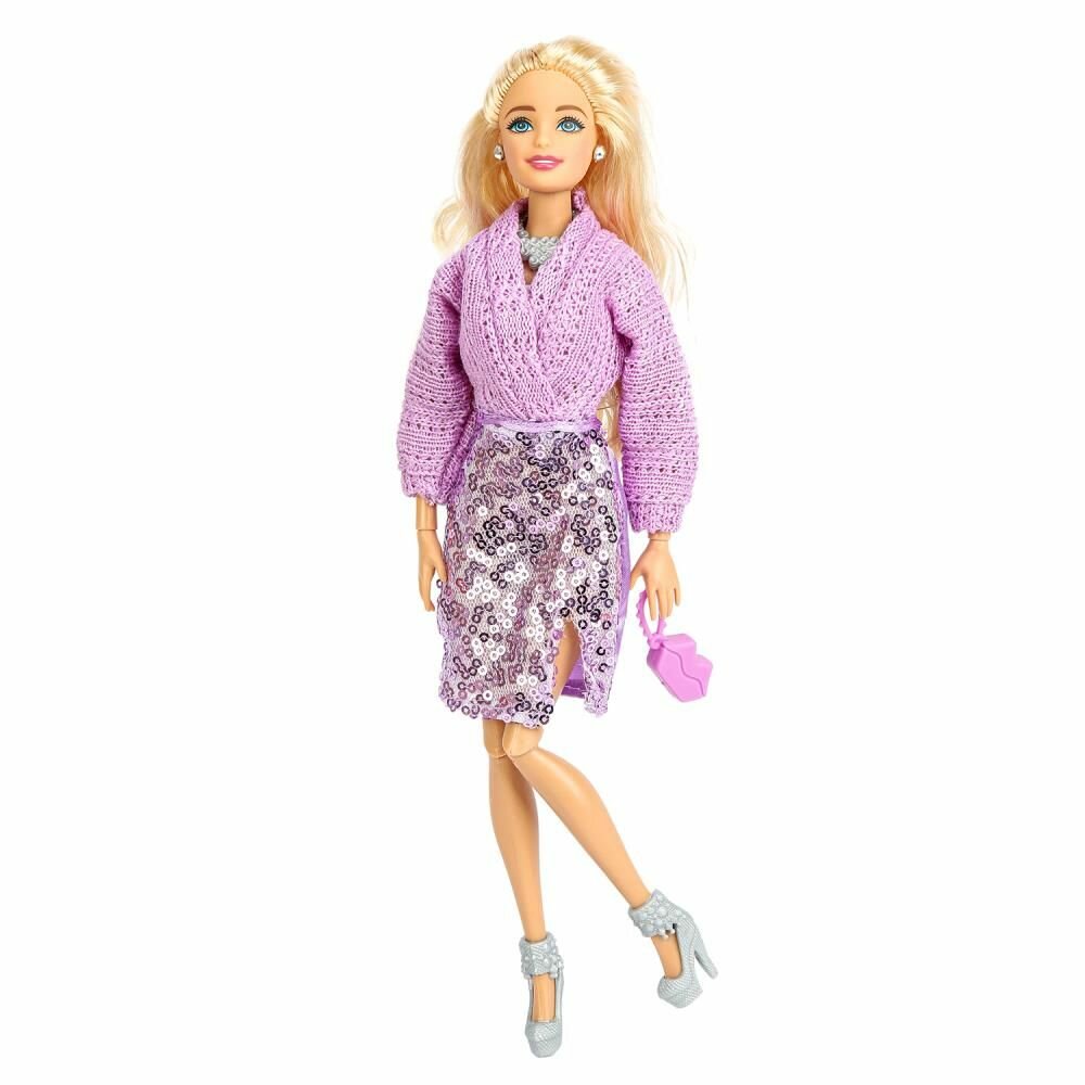 Кукла 29см София, одета в стильную сиреневую вязаную кофточку и юбку из сверкающих пайеток.