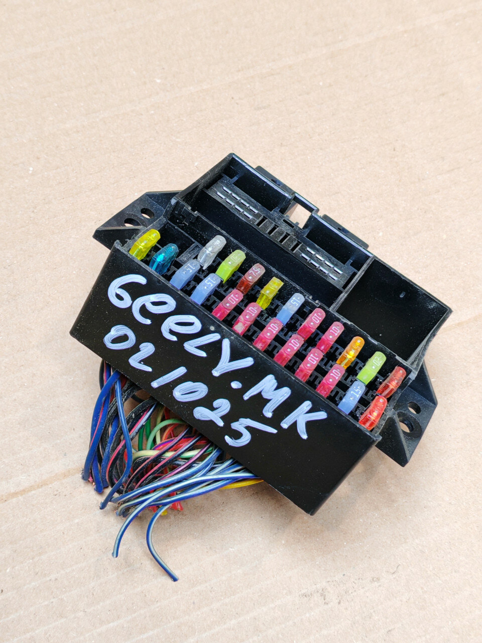 Блок предохранителей салона Geely MK