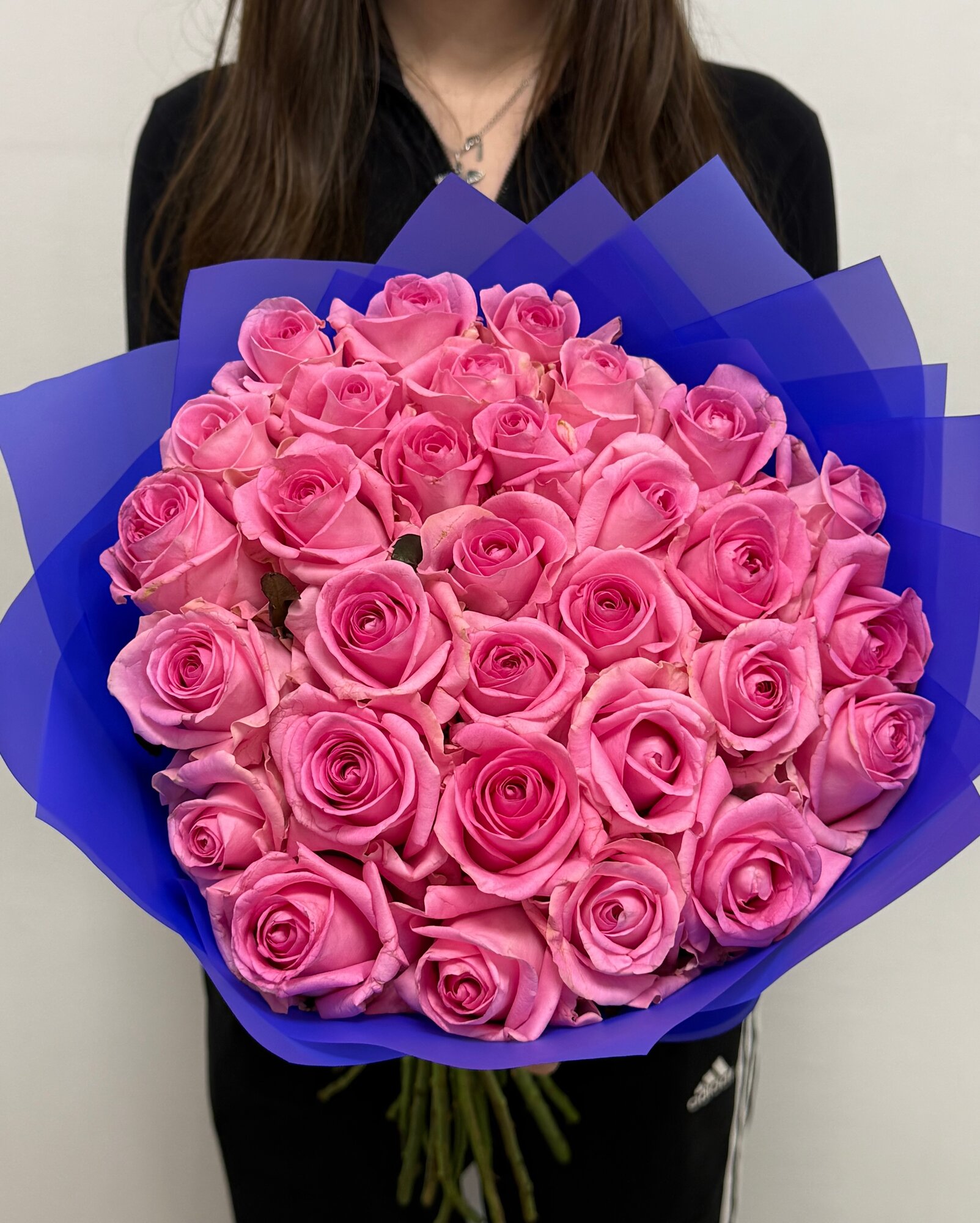 Букет из 35 свежих роз высотой 60см в цветной упаковке с лентой