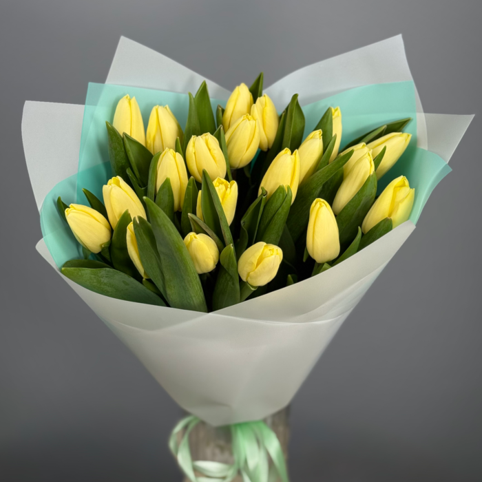 Букет из 21 кремовых тюльпанов в стильной упаковке. «365 Поводов» - живые цветы с доставкой