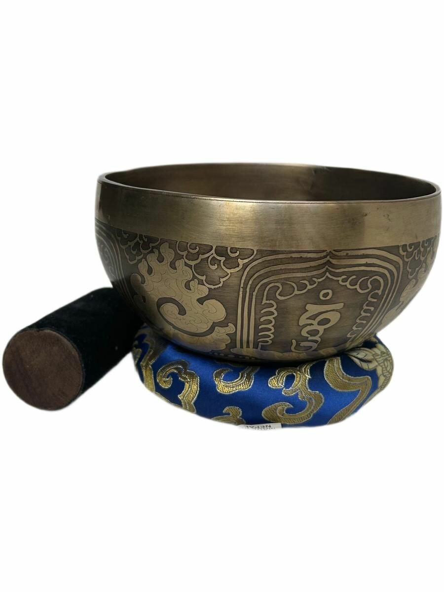 Тибетская поющая чаша тёмная с буддийскими символами (кованая): диаметр 15.7 см, нота РЕ#, 315 Гц, частота вибрации: 309 Гц, в комплекте со стиком и подушечкой