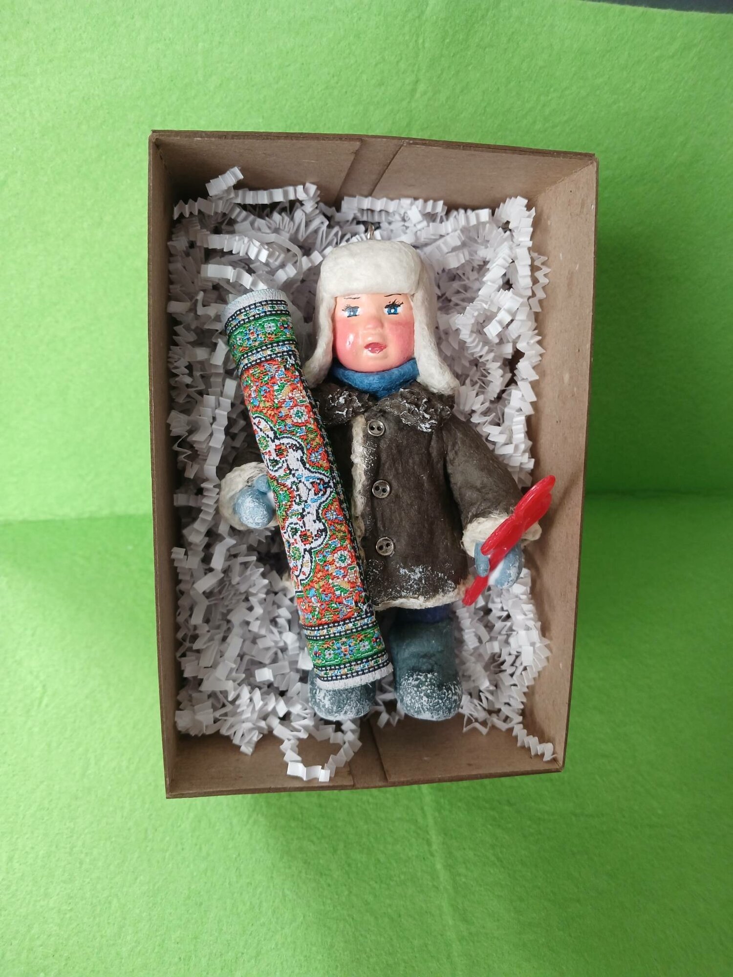 Ватная елочная игрушка ручной работы - мальчик с ковром 12 см