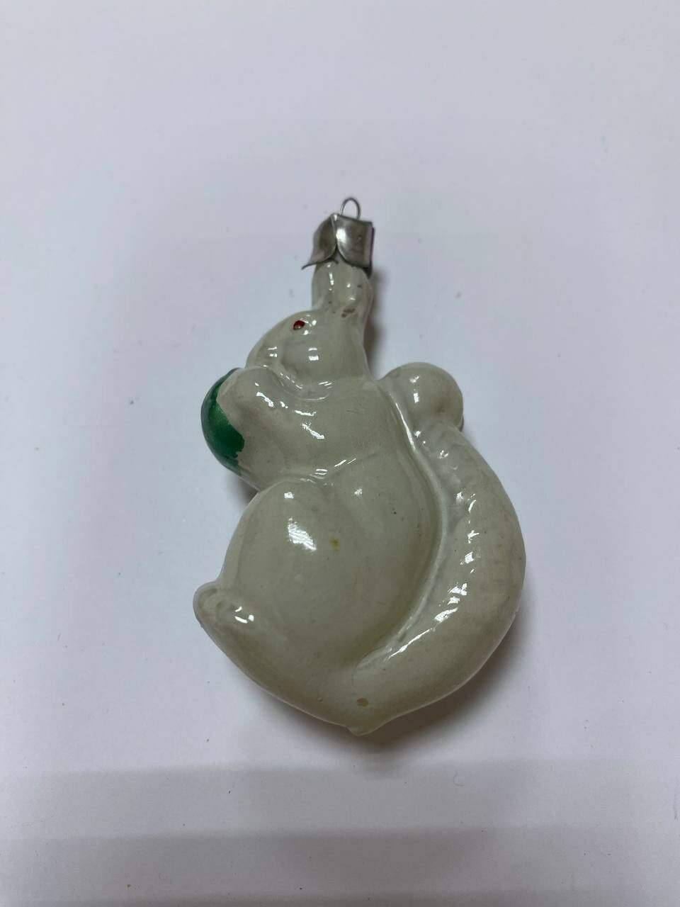 Елочная игрушка Белка с орехом