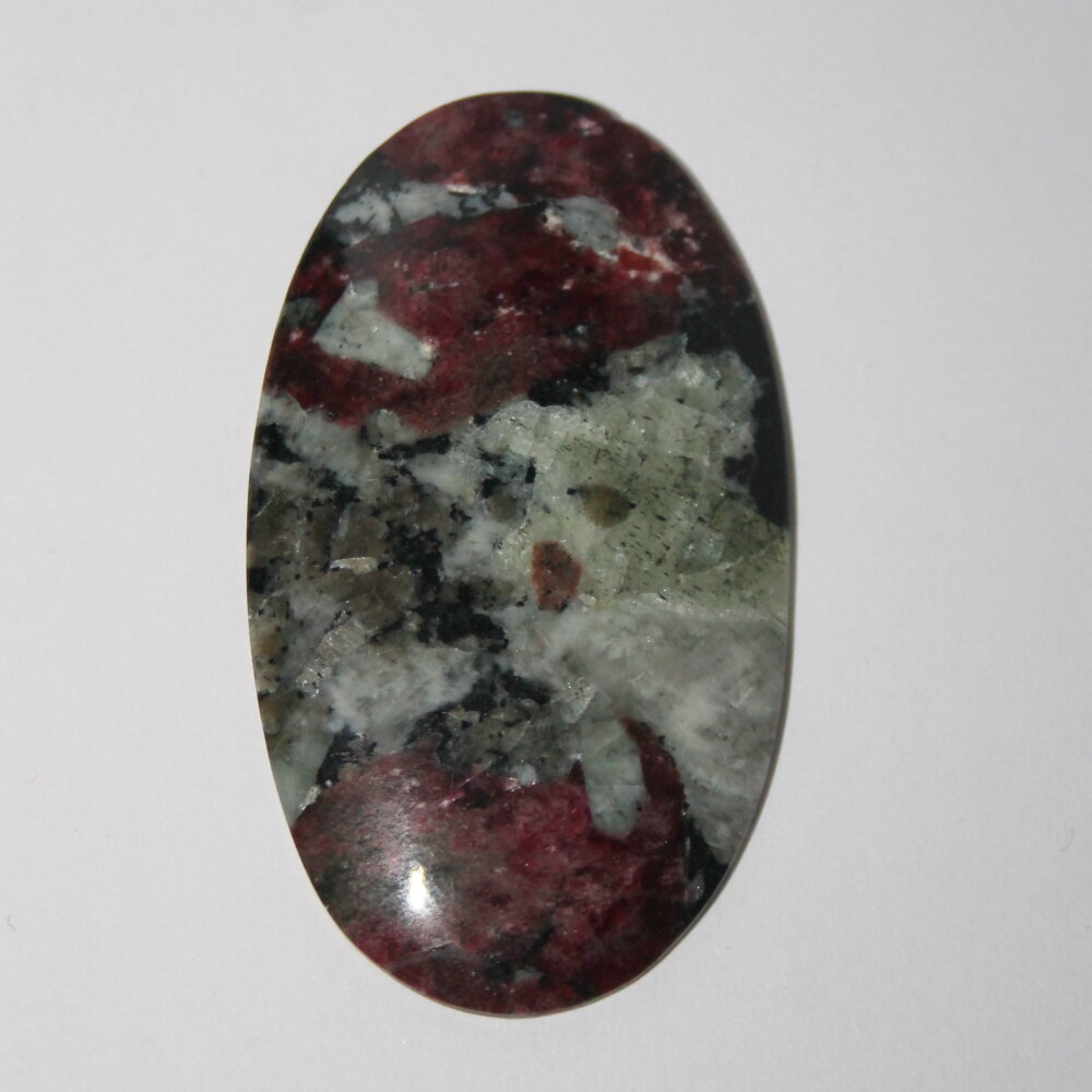 Кабошон эвдиалит, ювелирная вставка, 47х27х3 мм, Кольский полуостров, "True Stones"