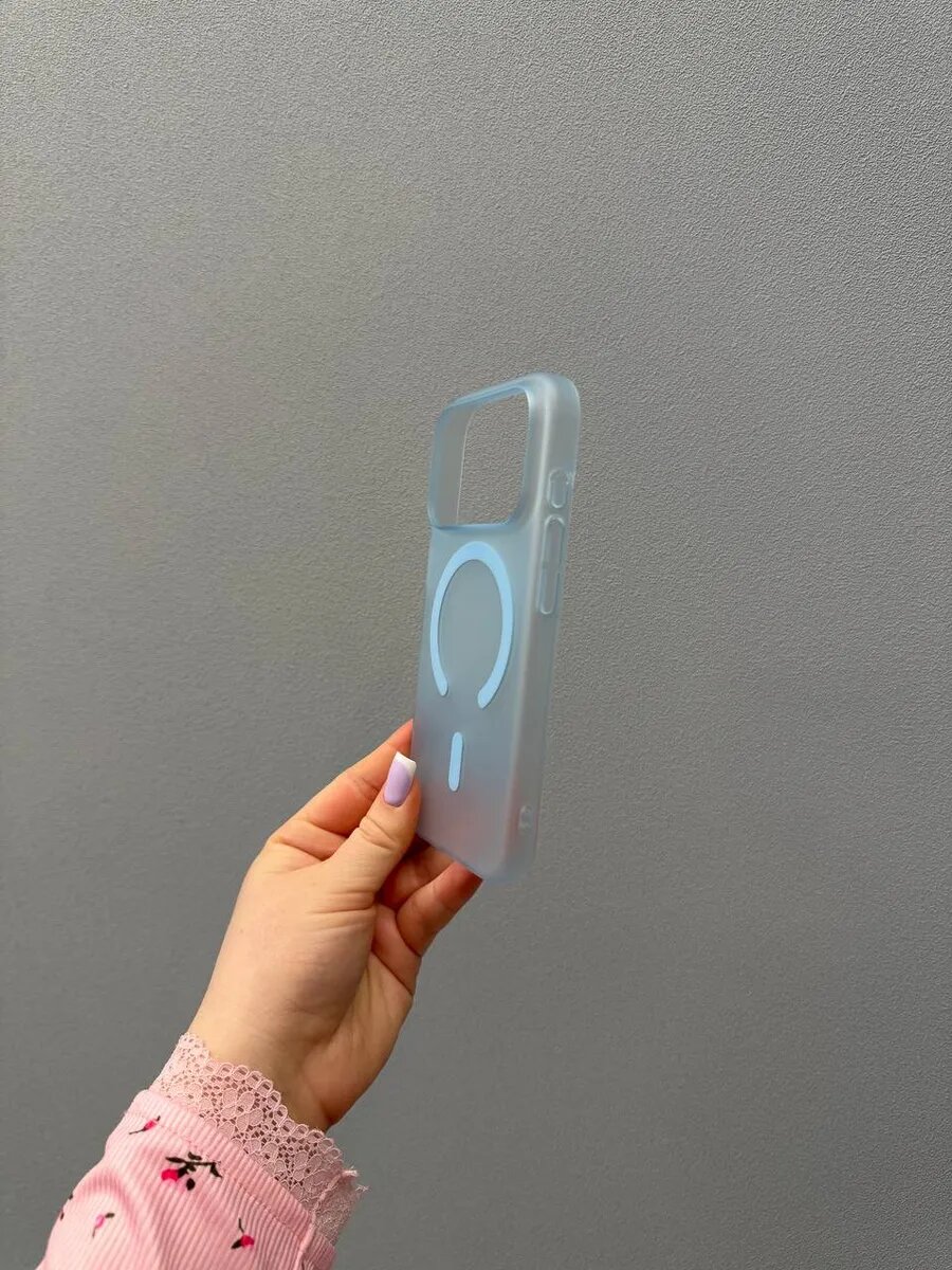 Чехол на Iphone 17 Pro , цвет голубой , полупрозрачный , мужской . — фото 1