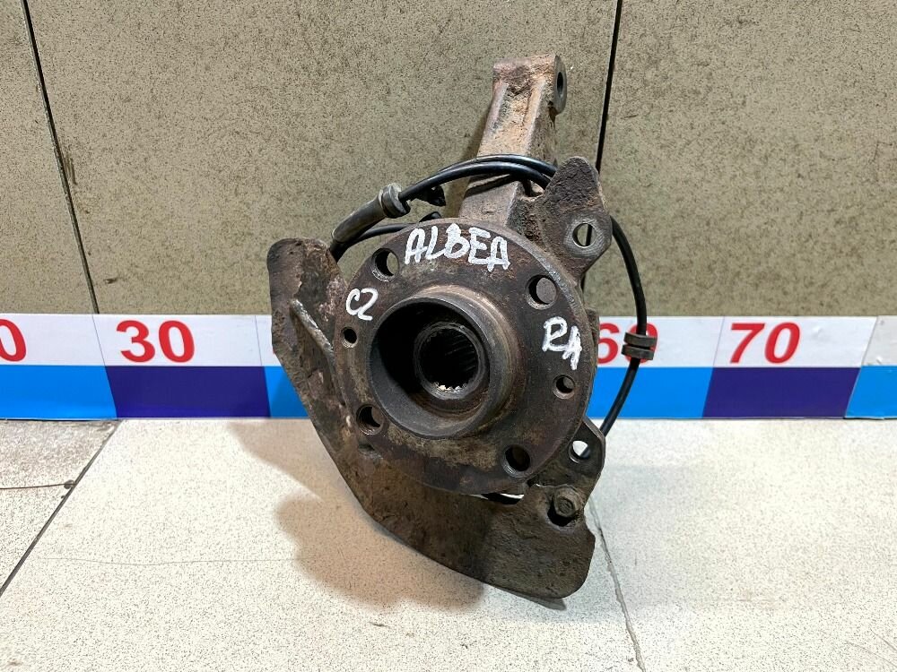 Кулак передний правый Fiat Albea
