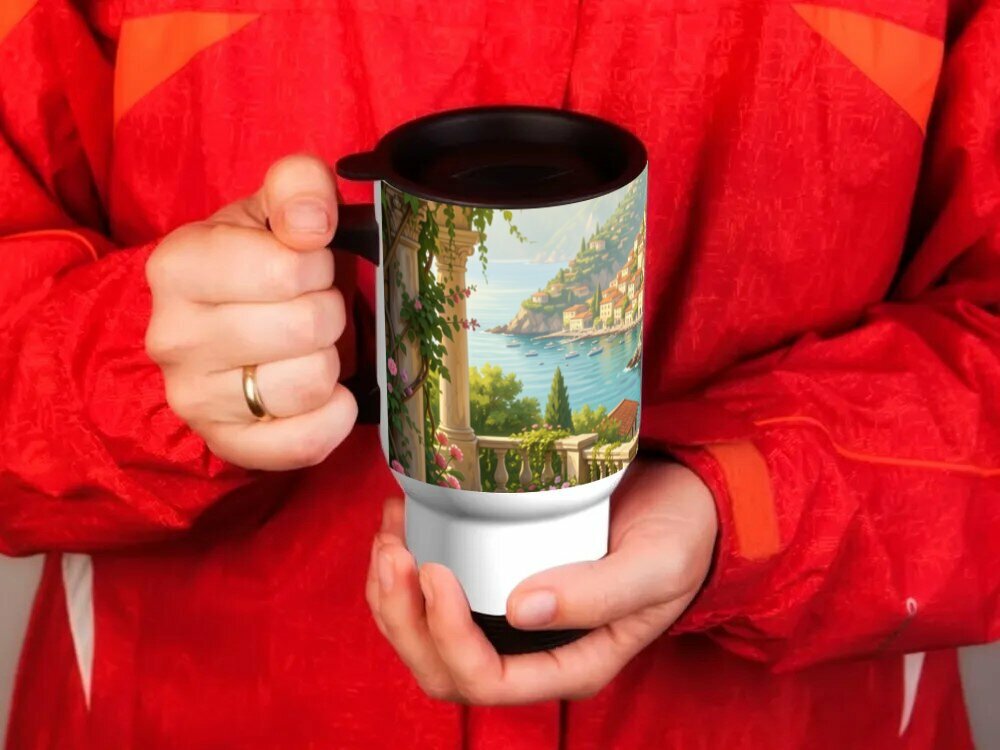 Тремокружка для авто с принтом "Средиземноморский вид с террасы. Уютная солнечная сцена с каменными арками, цветущими розами и видом на бирюзовую бухту, горный поселок и." 0.5 л.