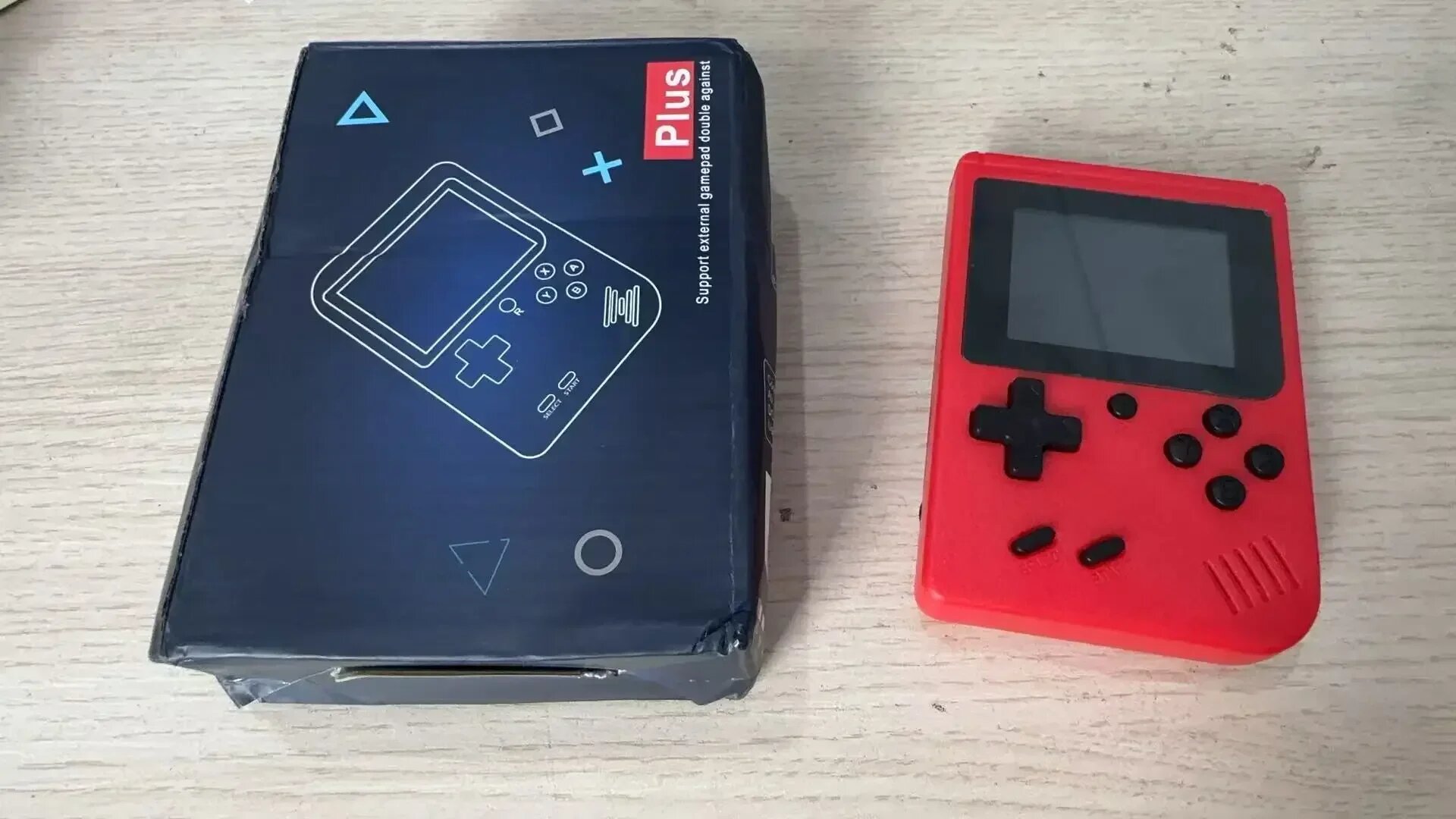 Красная портативная игровая консоль с 400 играми