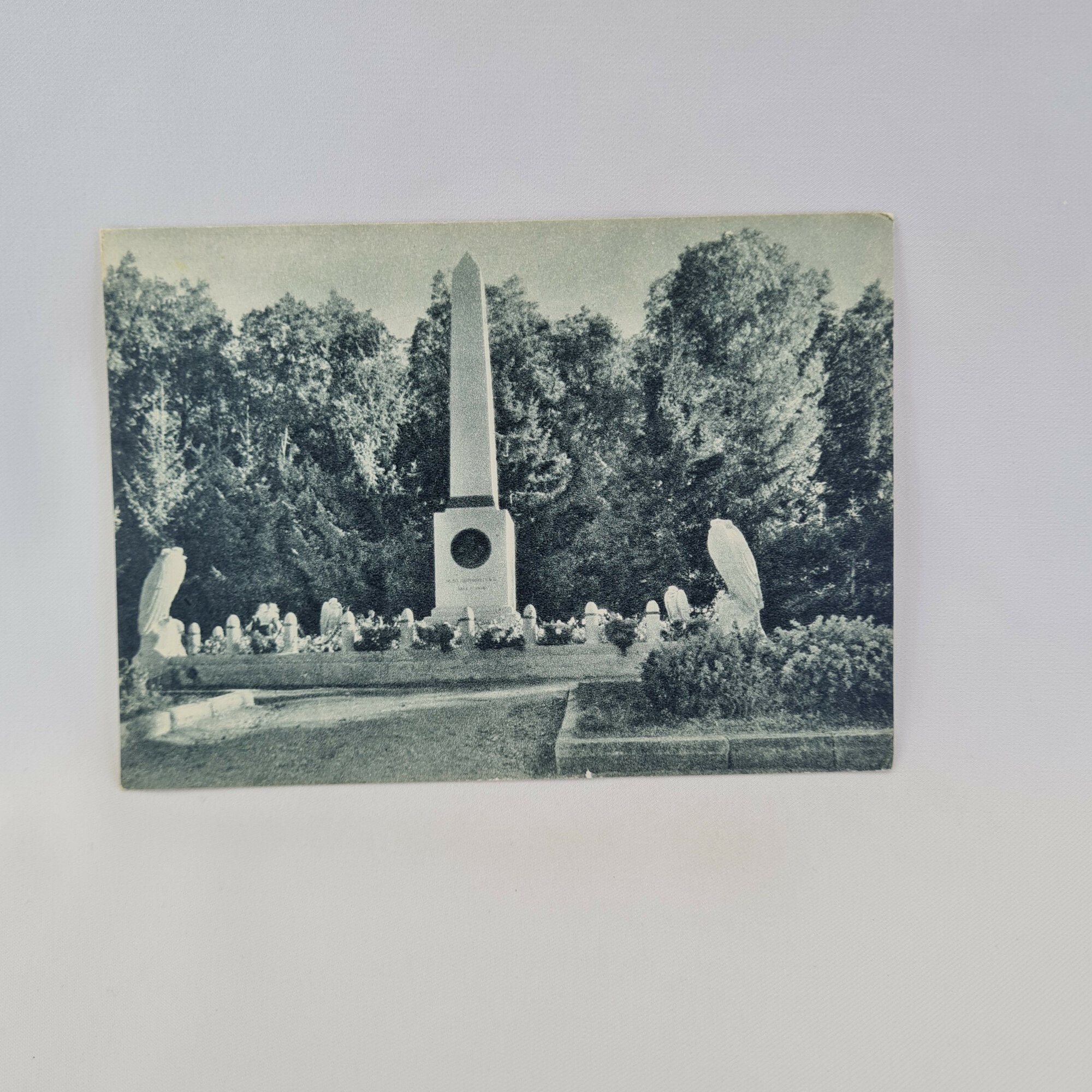 Открытка советская СССР. Пятигорск, место дуэли Михаила Лермонтова, памятник в парке. Винтаж