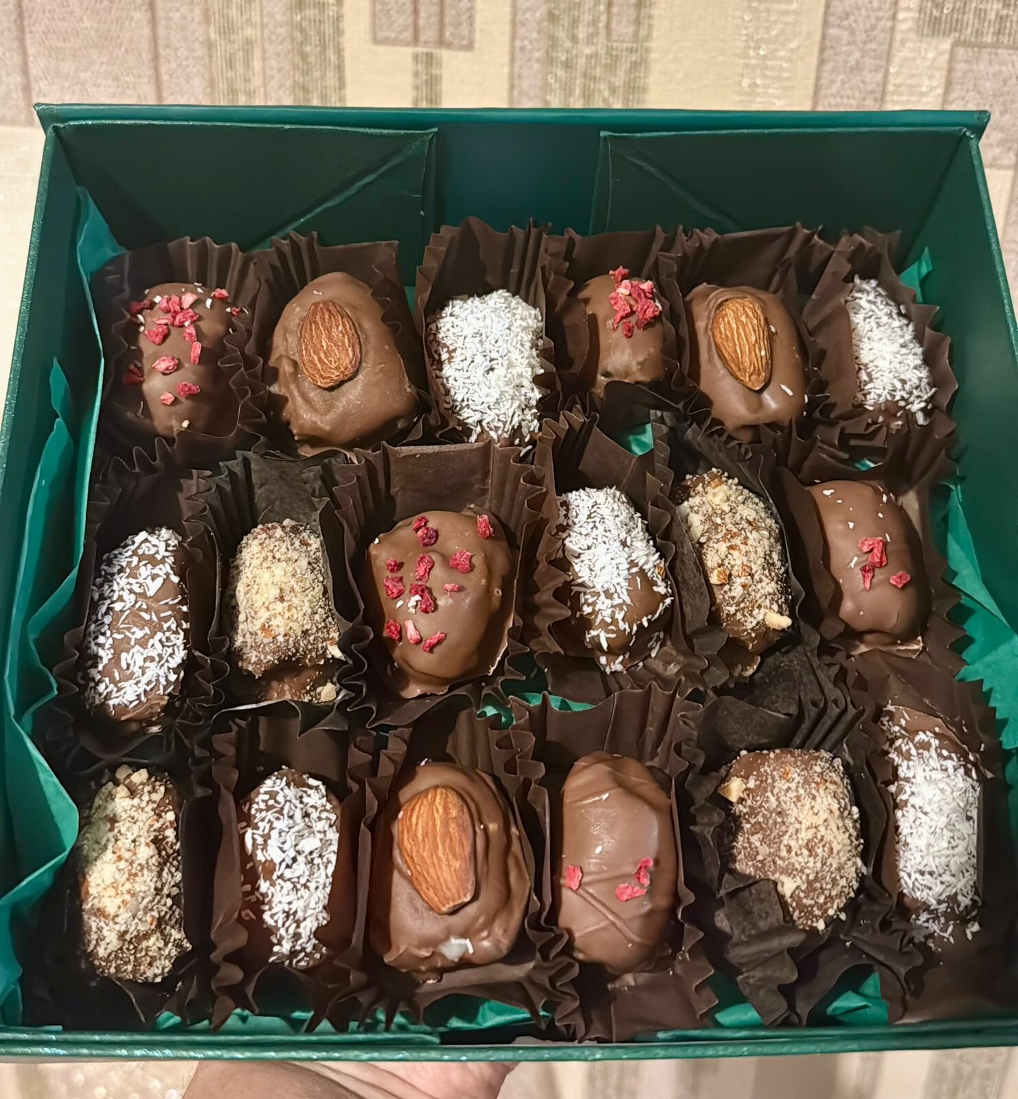 Финики в шоколаде , большой бокс из 36 фиников в шоколаде с миндалью, малиной, кокосовой стружкой, подарок на Рамадан