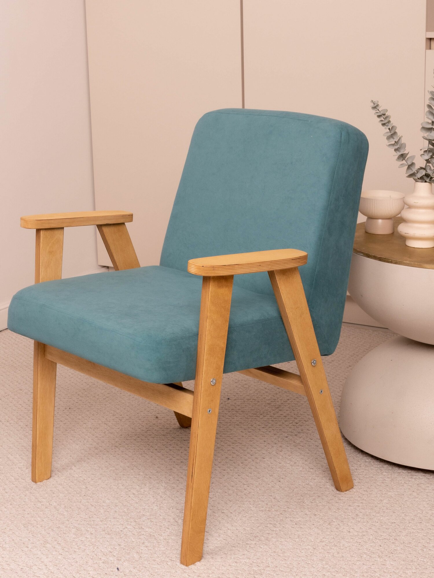 Кресло мягкое для дома и дачи Галант на высоких деревянных ножках с подлокотниками