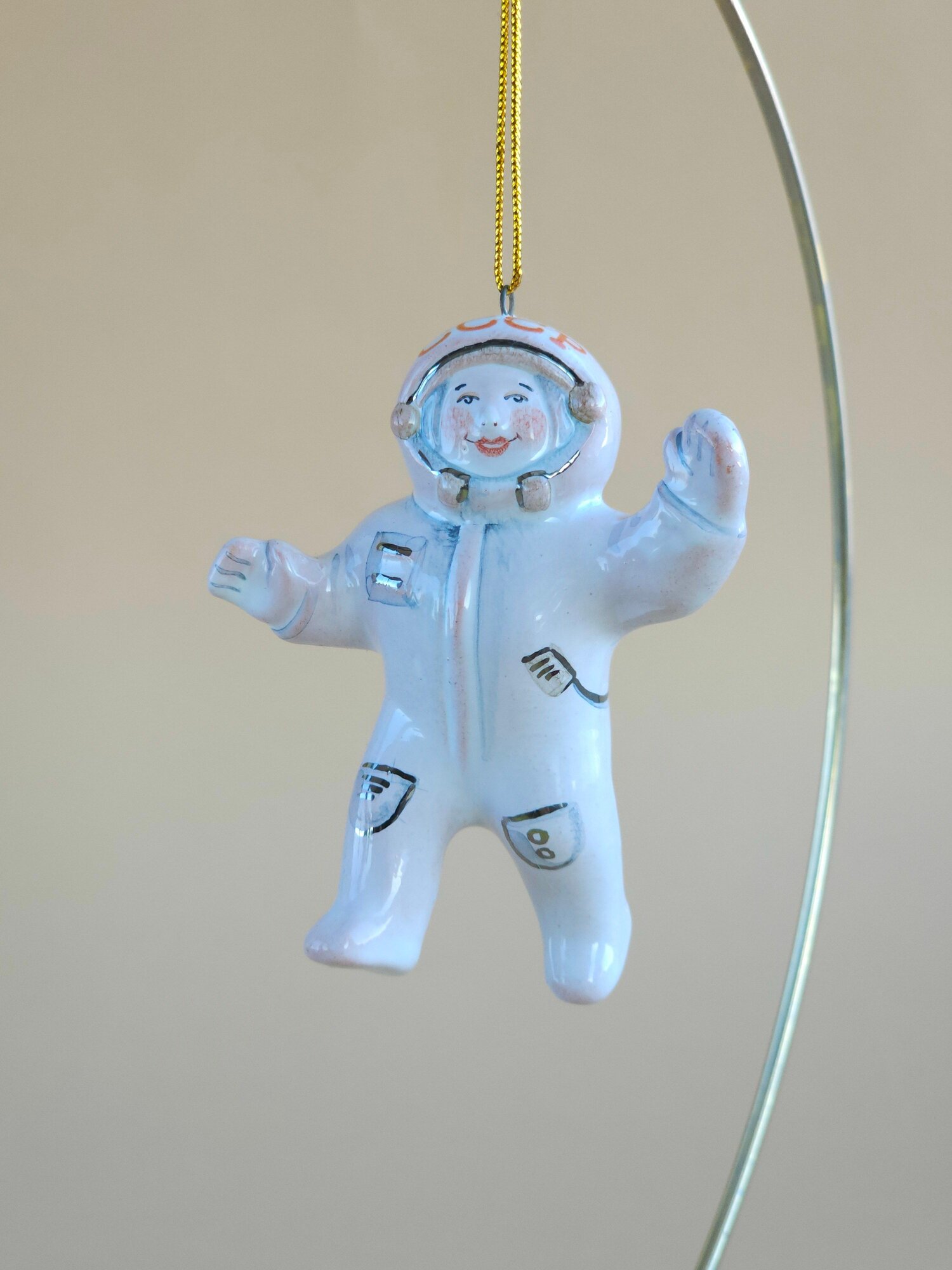 Ёлочная игрушка "Космонавтик". Ярославская майолика. Керамика ручной работы. Сделано в России.