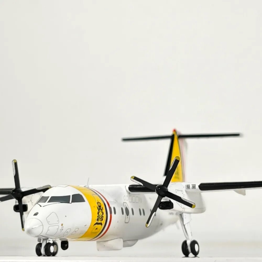 Сборная модель Самолет Bombardier Dash 8-100 Coast Guard 1:200 масштаб Белый/Желтый — фото 1
