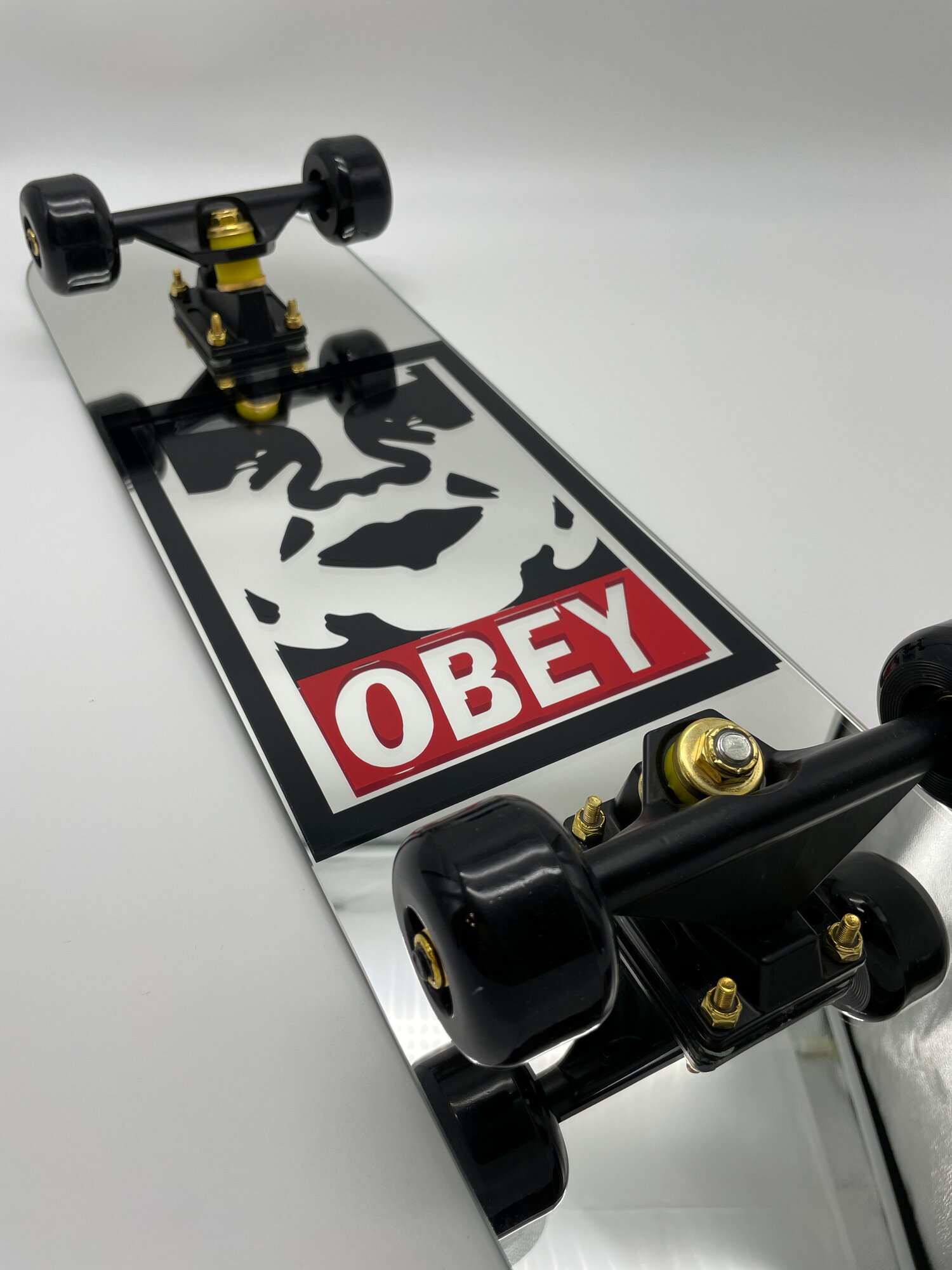 Зеркало интерьерное в форме скейтборда, графика OBEY, длина 80 см, бренд Zrcatko