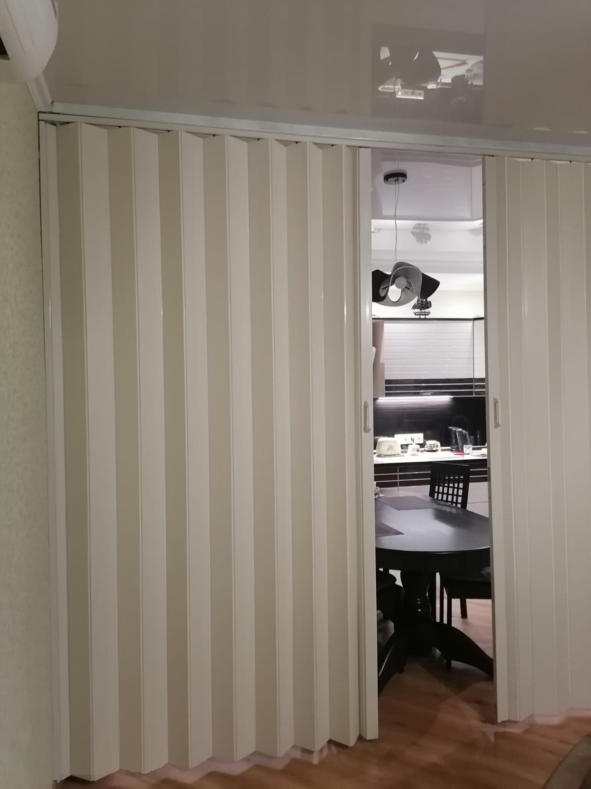 Дверь-гармошка TOP LINE 2530х1450 мм, слоновая кость матовый, 3 магнитные защелки, на колёсиках