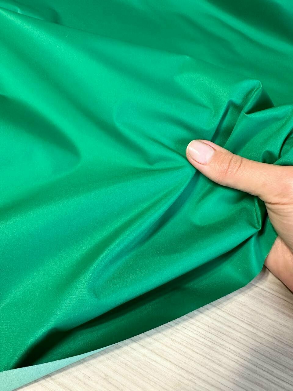 2м Курточная плащевая водоотталкивающая ткань для шитья. Цвет зеленый. Ширина 150 см. Плотность 90.