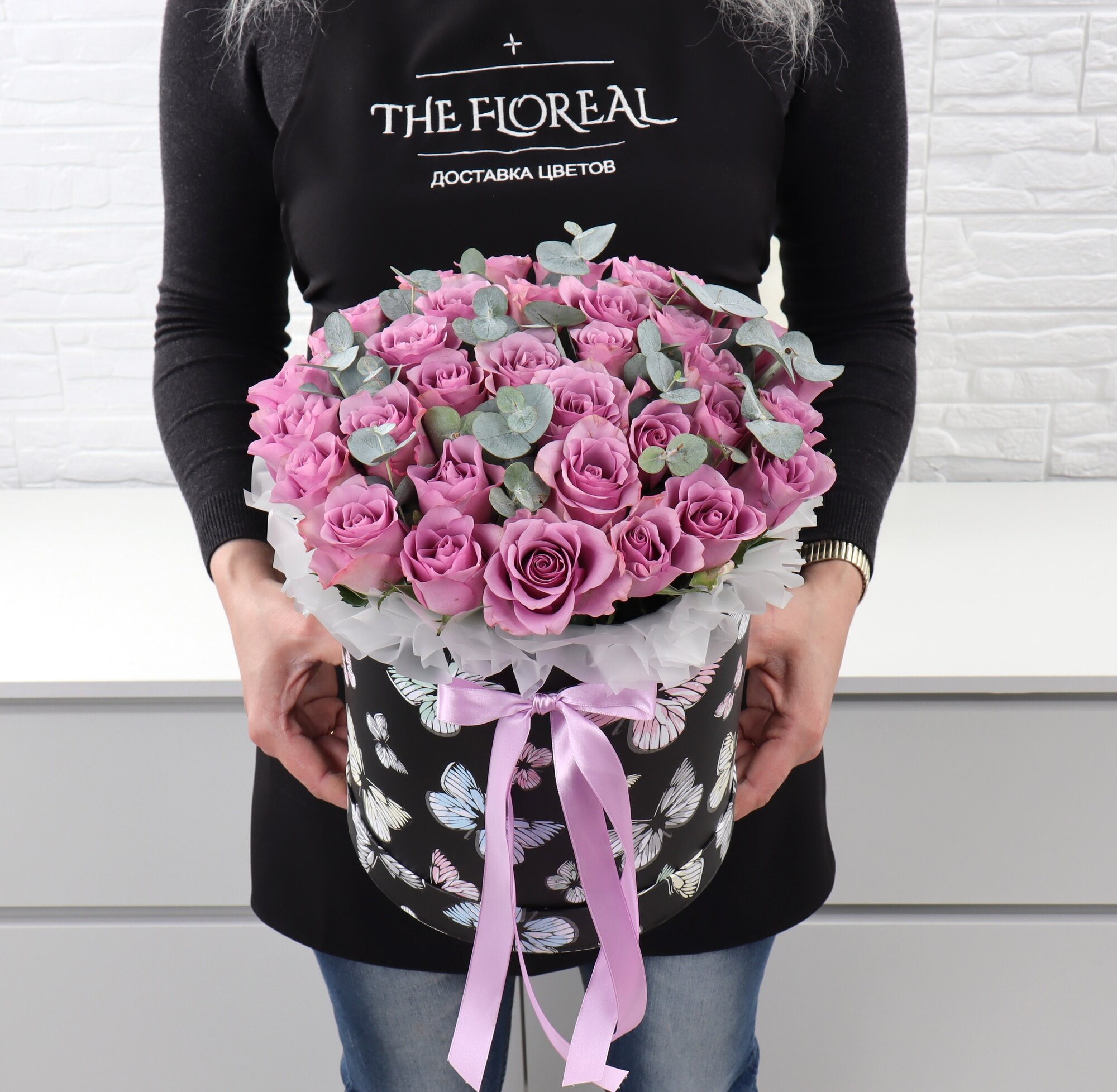 Монобукет THE FLOREAL шляпная коробка, сиреневая роза 35 штук, с эвкалиптом, высота 35 см.