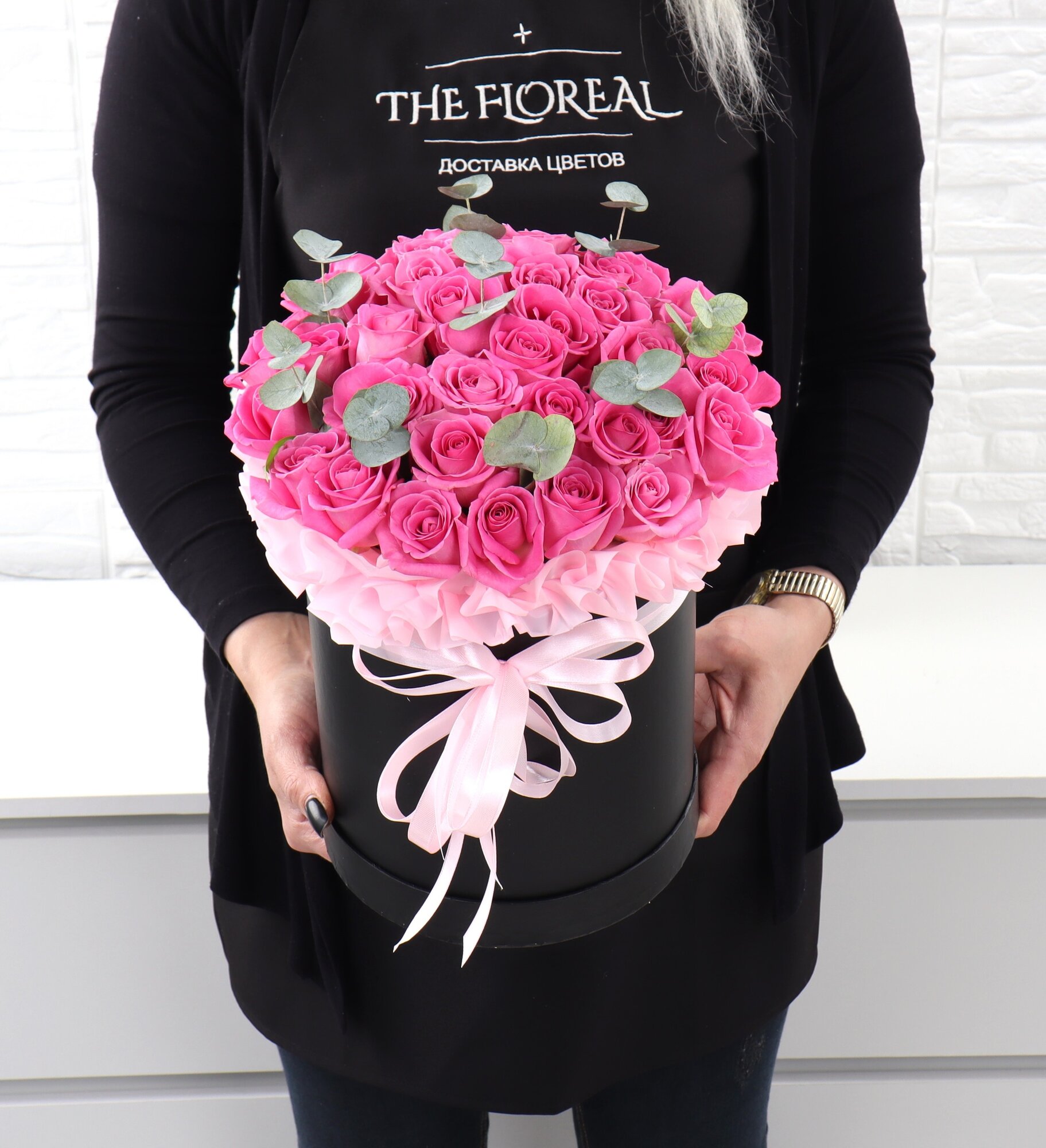 Монобукет THE FLOREAL шляпная коробка, розовая роза 35 штук, с эвкалиптом высота 35 см.