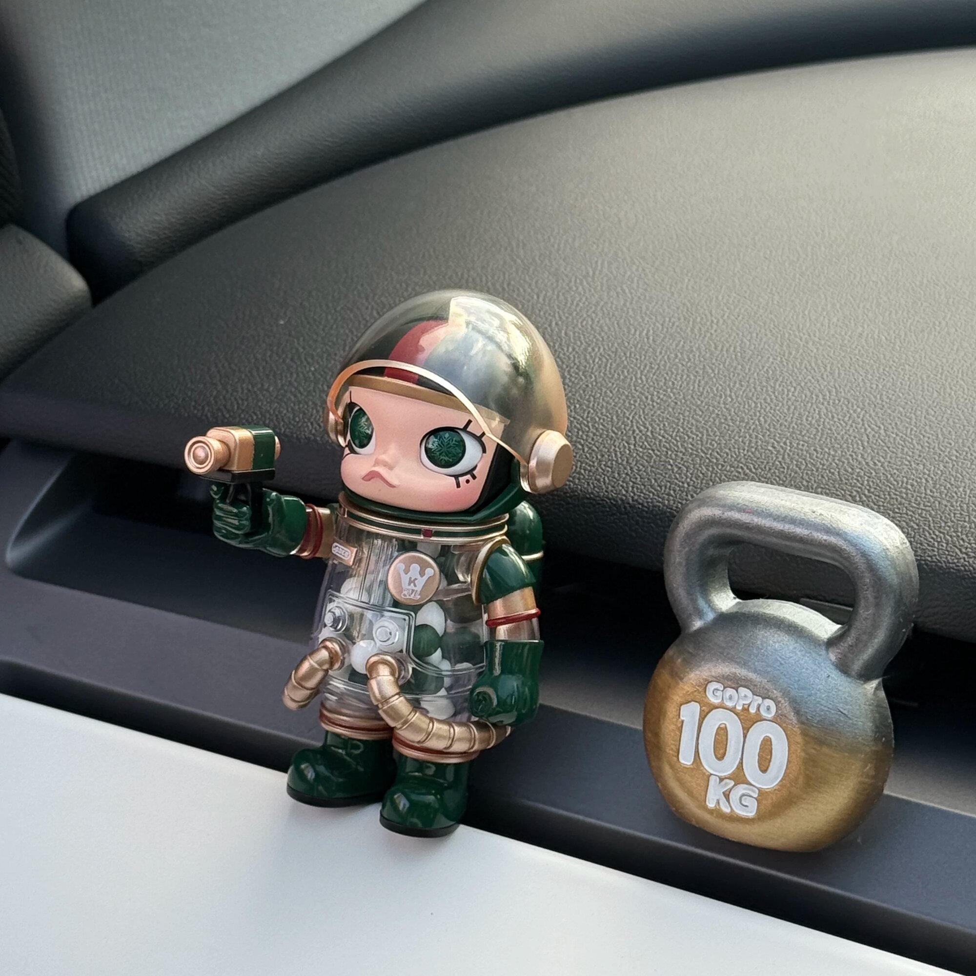 Статуэтка Molly Christmas Green & Kettlebell для автомобильного вентилятора с ароматом, фигурка из резины для