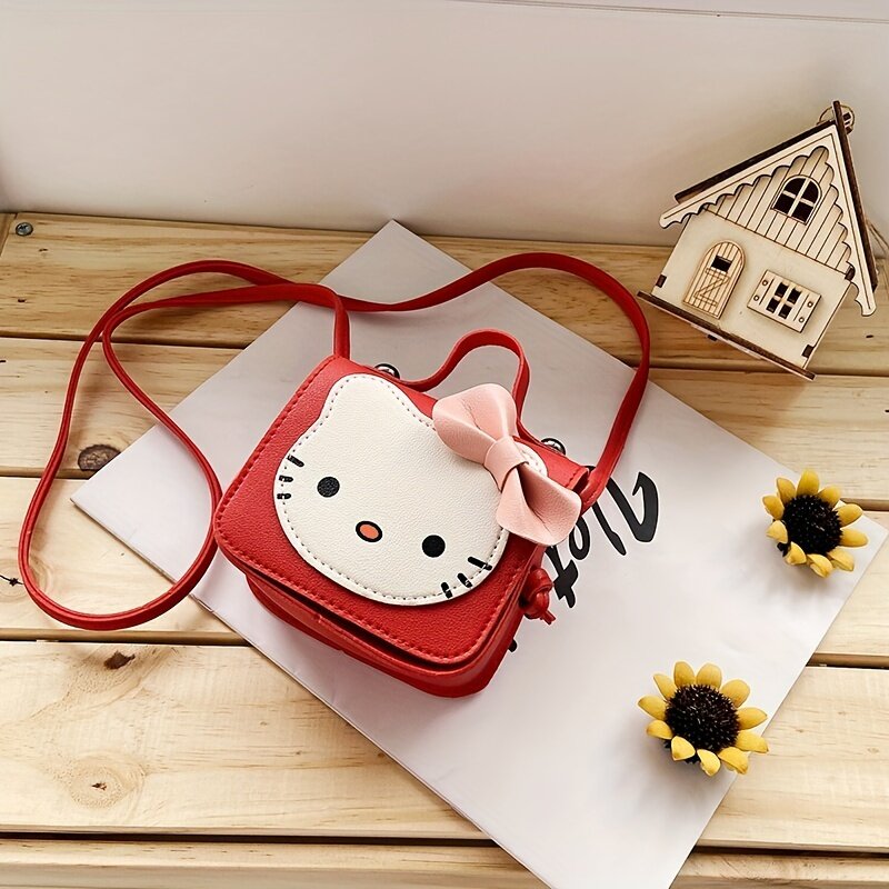 Мини-рюкзак Sanrio Hello Kitty – милая сумка-кроссбоди с изображением Hello Kitty и фирменным логотипом, сумочка с регулируемым ремешком, застежкой на кнопку, подлежит ручной стирке и является аксессуаром.