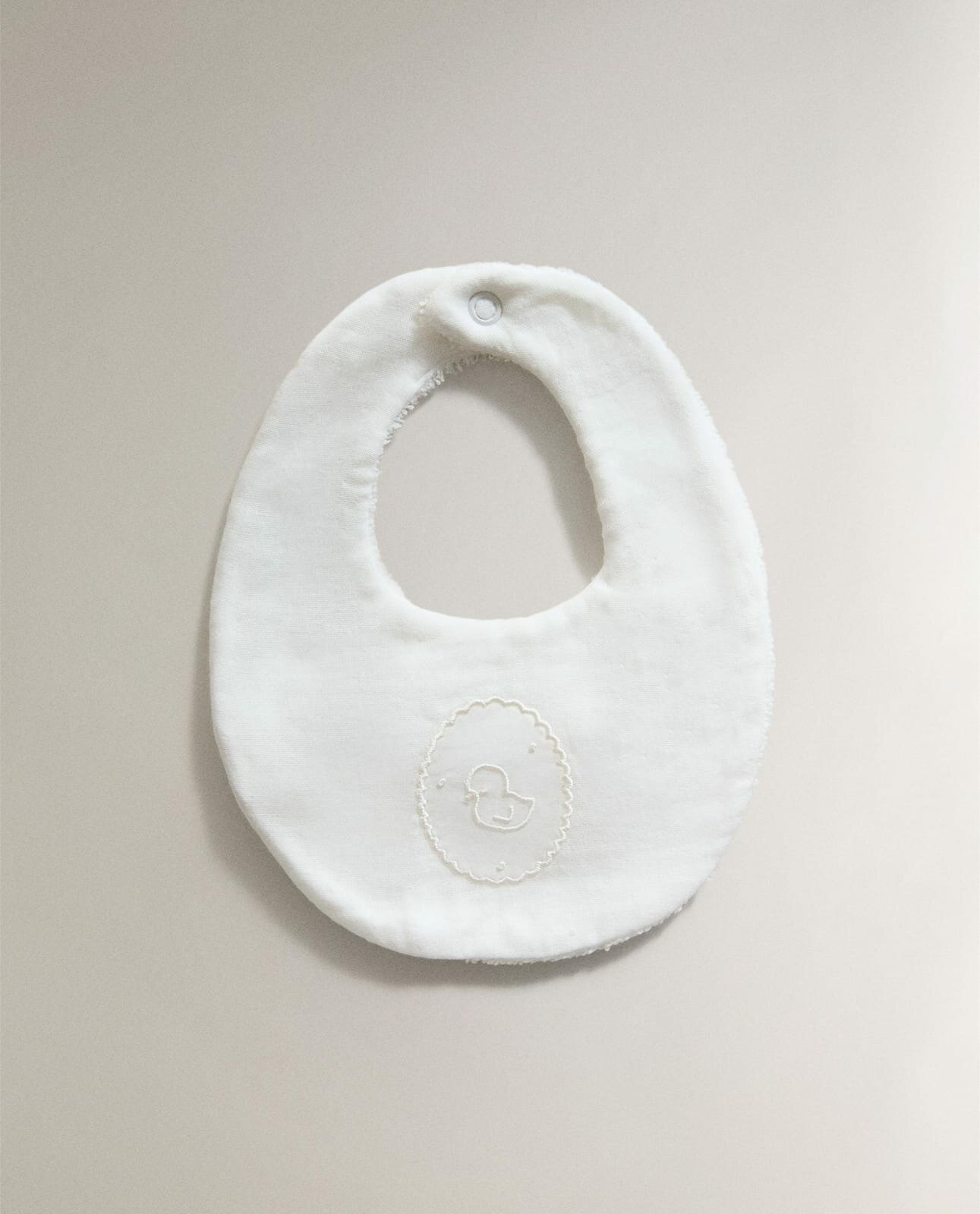 Слюнявчик ZARA HOME детский нагрудник с вышитым цыпленком 5680/487/251-69, сломанный белый, 18x27 см
