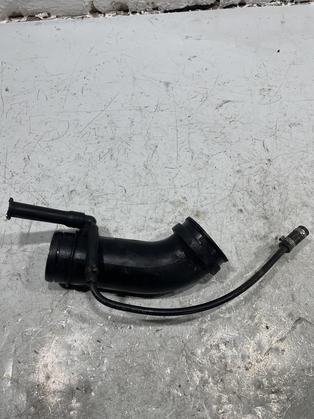 Патрубок воздушного фильтра Volkswagen Passat B5 (1996 - 2001) 050133354