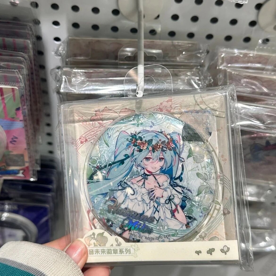 Металлическая фигурная брошь Hatsune Miku MEIKO Badge-B