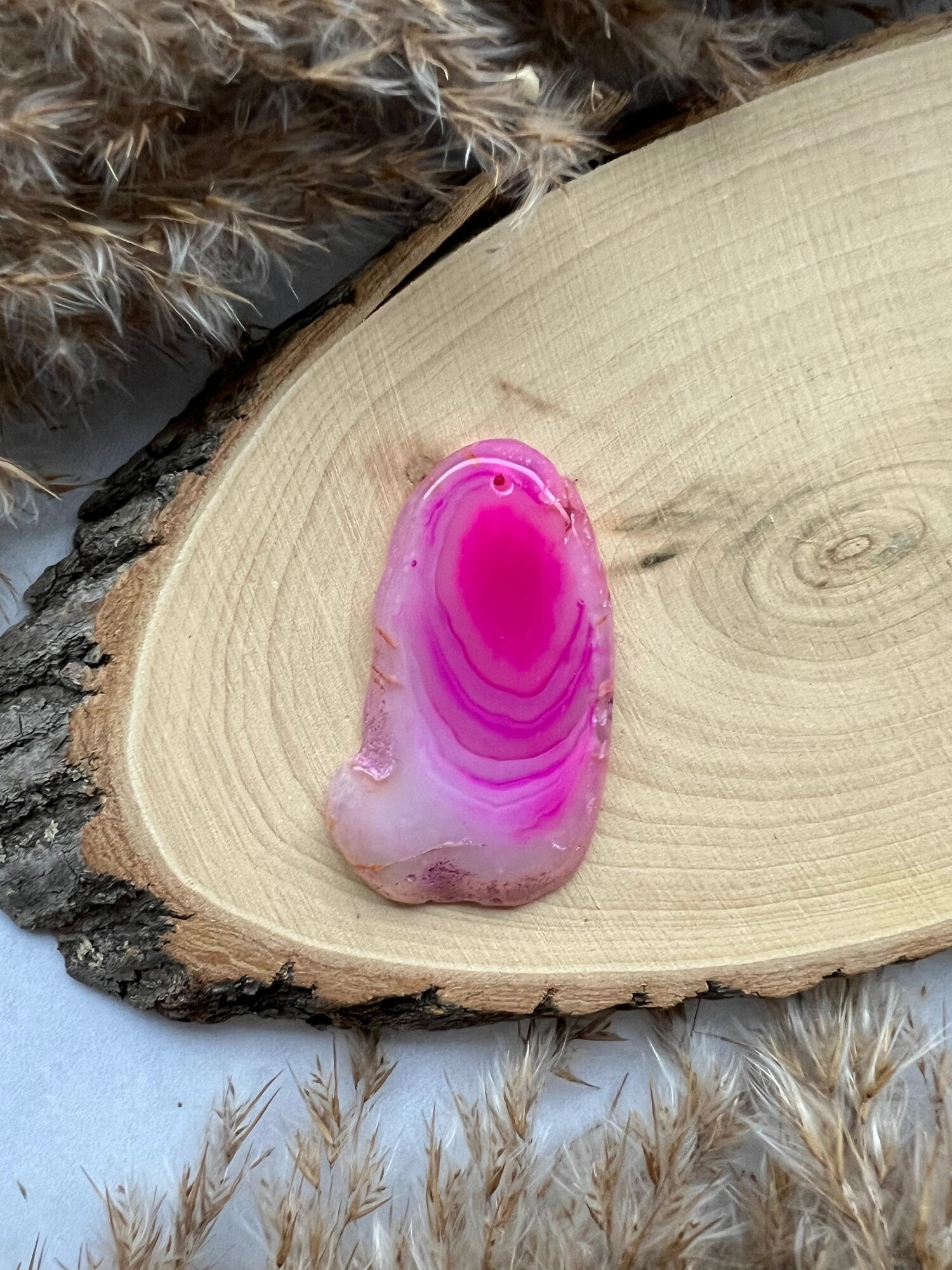 Малый срез агата натурального с отверстием (тонирован в розовые тона)