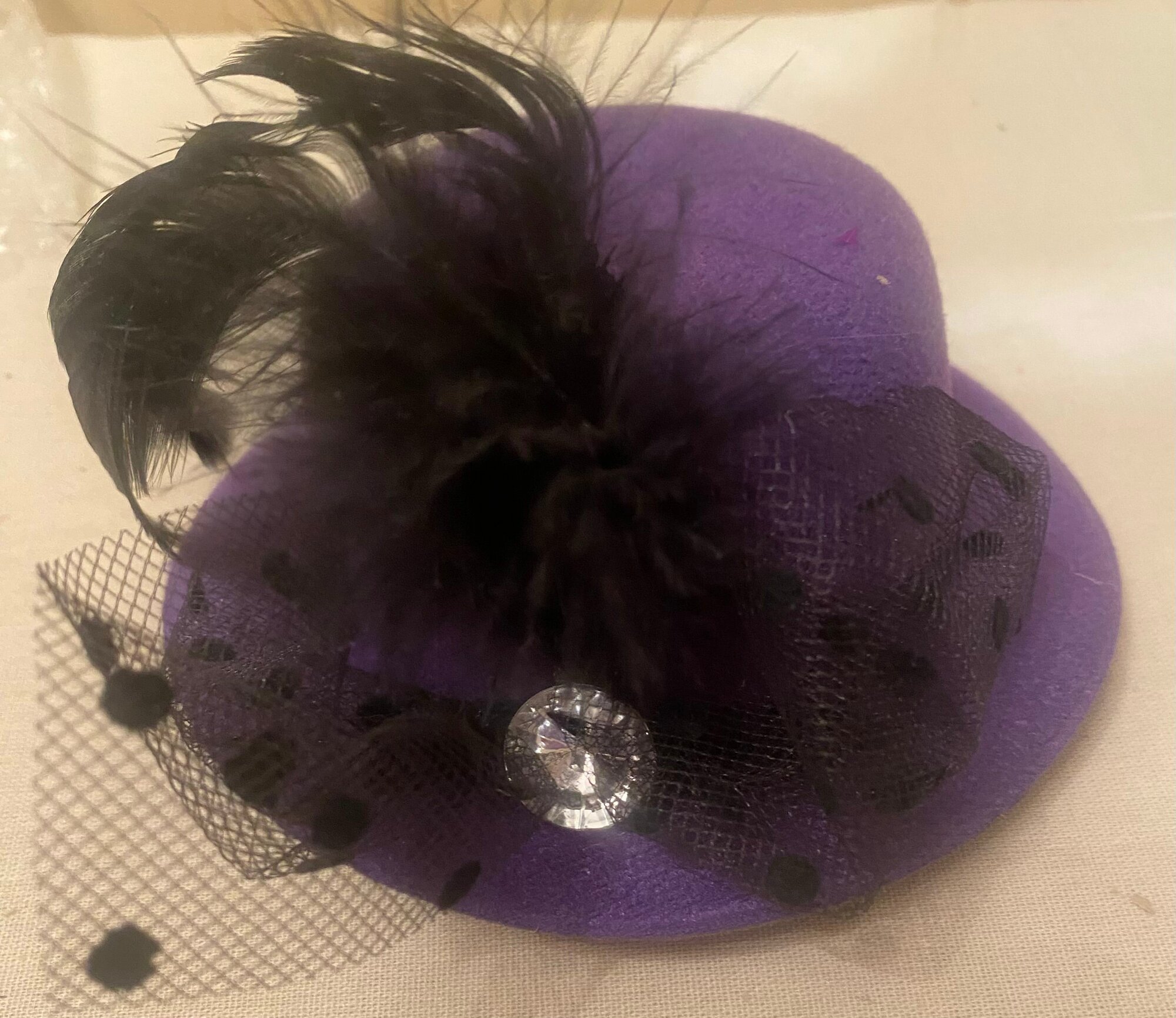 Мини-шляпка дамская фиолетовая с камнем и бантом