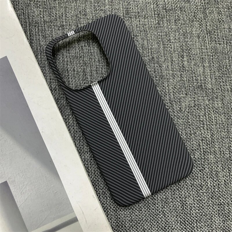 Серый чехол для OnePlus 12 с текстурой карбона и белой полосой
