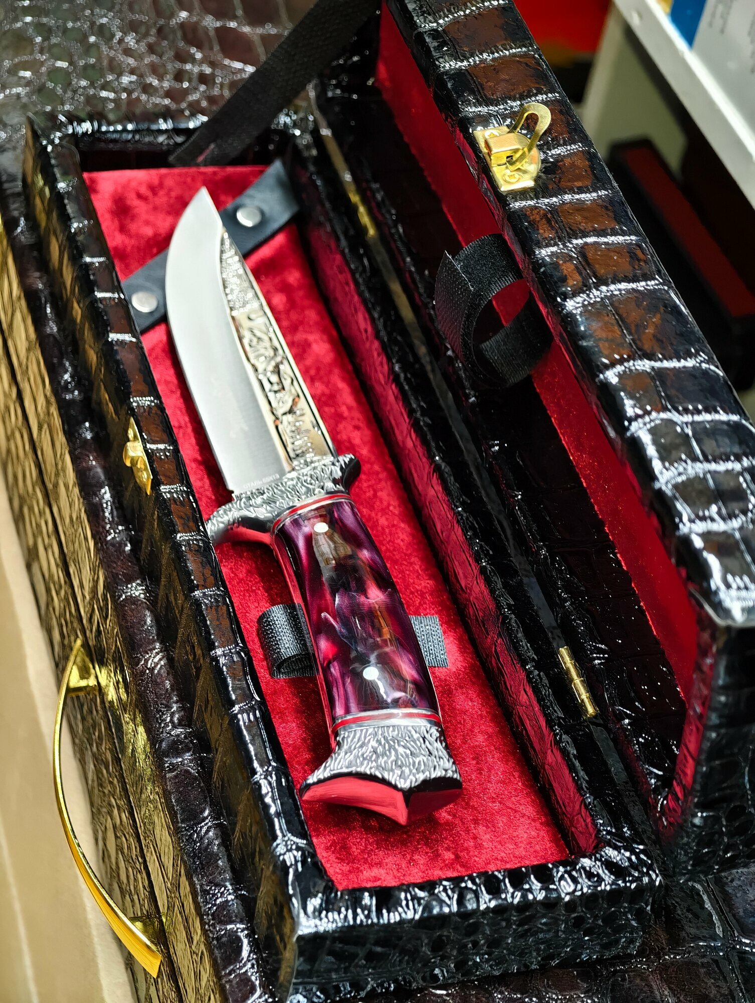 Нож охотничий "Дамаск", акриловая красная рукоять, в ножнах, с подарочной коробкой, из медицинской стали