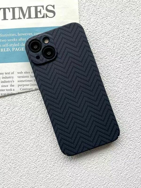 Чехол на iPhone 14 (Айфон 14) черный, карбоновый принт, с защитой камеры