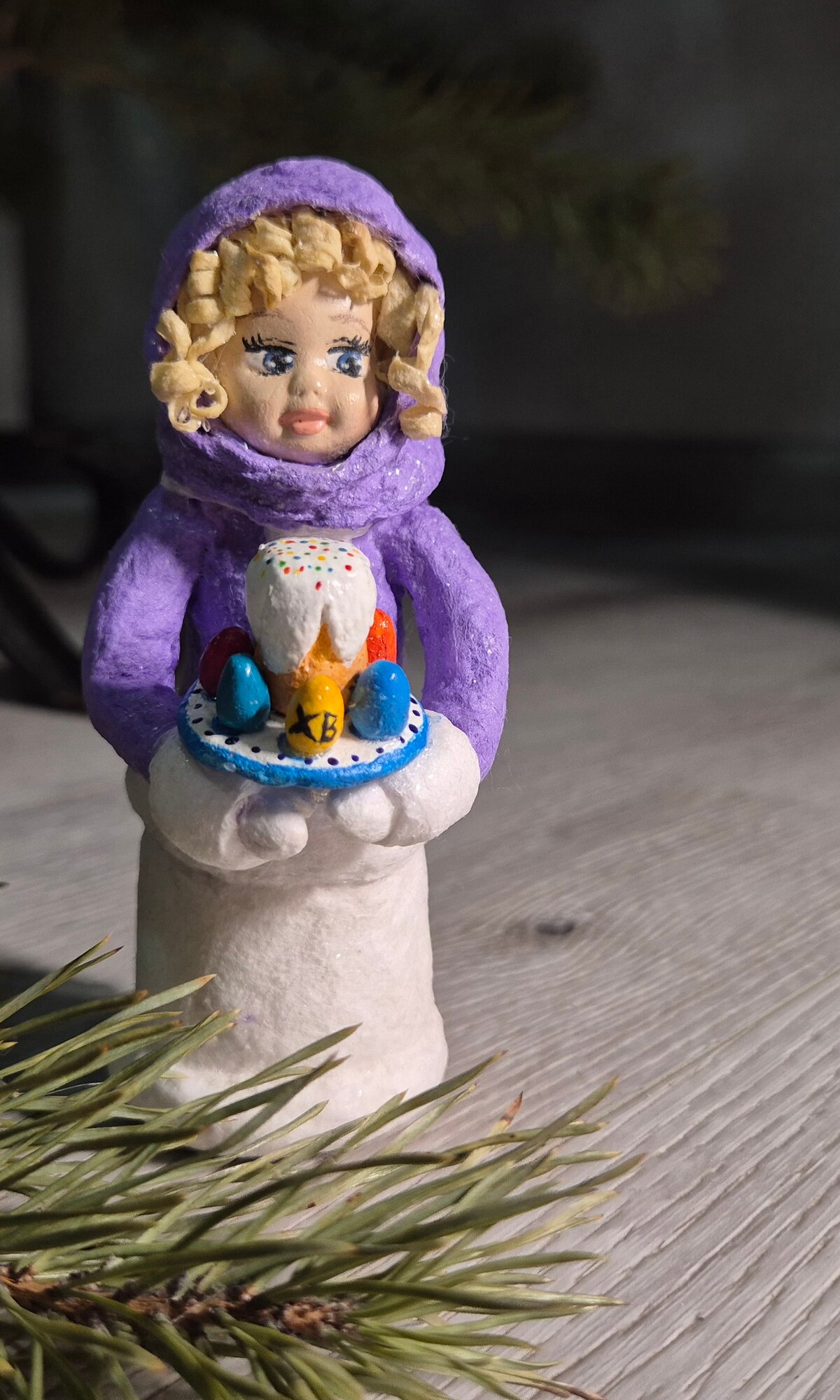 Ватная елочная игрушка барышня с куличем пасхальным
