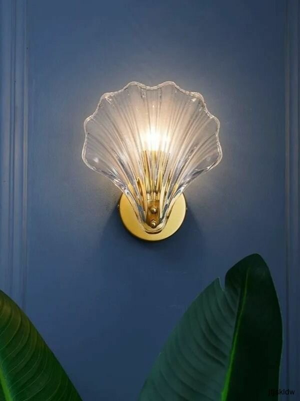 Дизайнерское настенное бра в виде ракушки, золотистое основание, для спальни и гостиной, приглушенный свет.