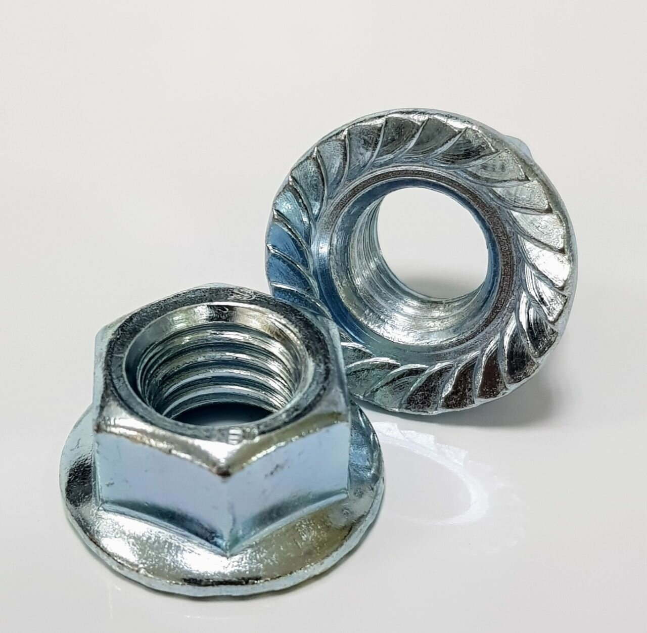 Гайка с фланцем с насечкой, прочность 8, гальваническая оцинковка SW24/M16x34,5x16x2 (59 шт) SWG, Германия