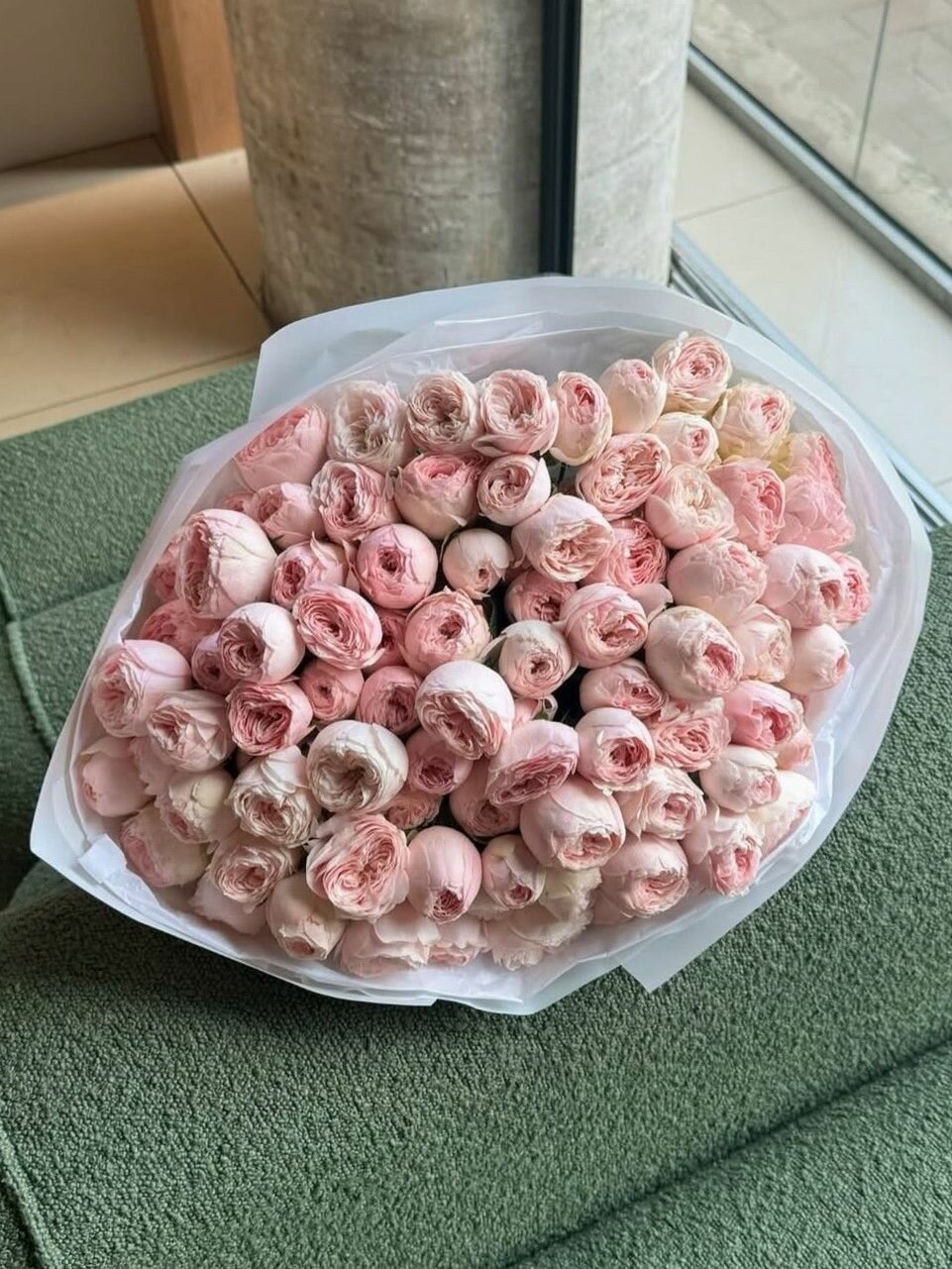 Букет из пионовидных кустовых роз