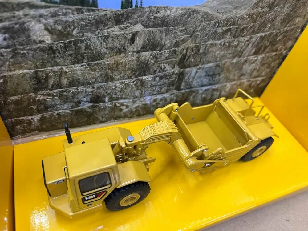 DM 85695 Пропорциональная модель погрузчика Caterpillar 611 (грузовик для перевозки грузов) (1:64)
