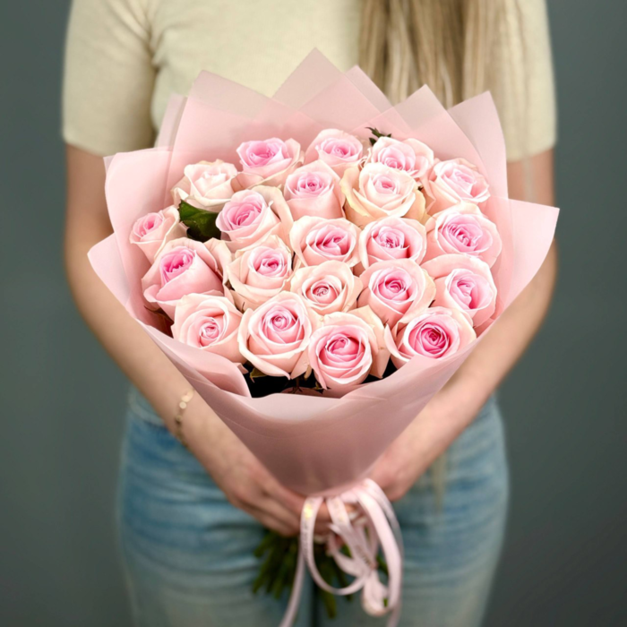 Букет из роз Воздушный зефир в стильной упаковке. «365 Поводов» - живые цветы с доставкой