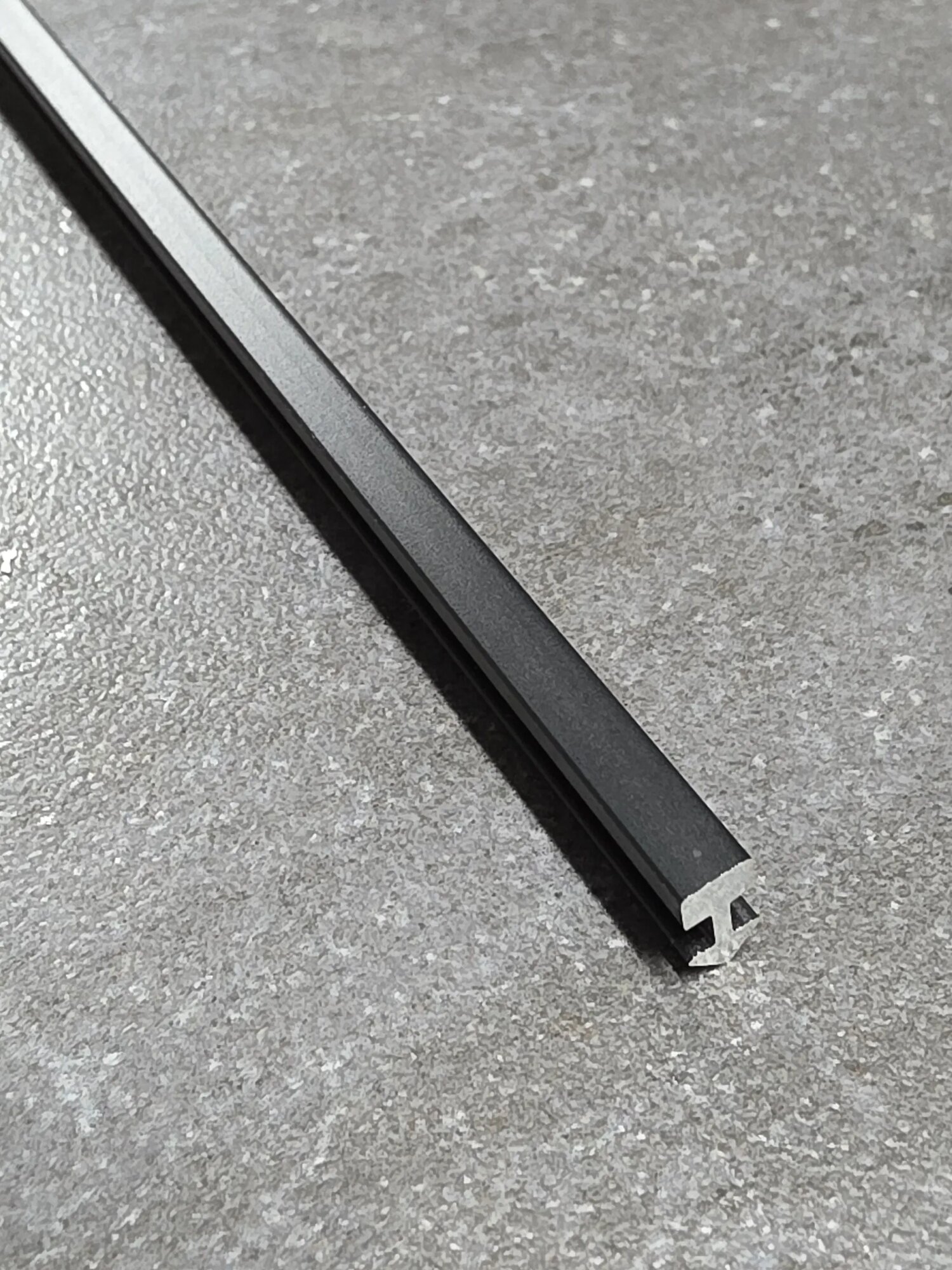 Т-образный алюминиевый профиль (разделительная вставка) для покрытий на одном уровне 5мм 2.7м Черный матовый