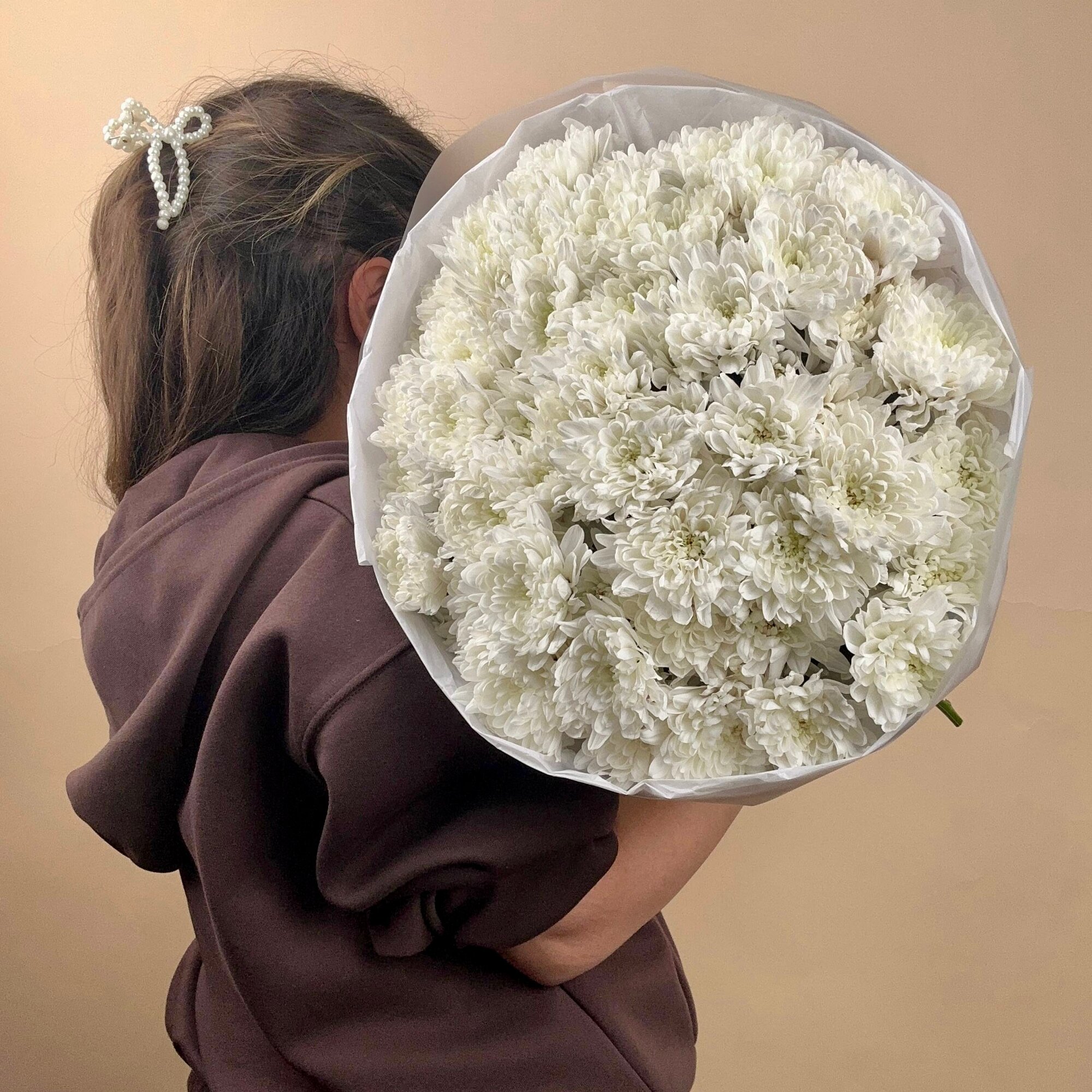 Пышный букет 11 кустовых хризантем в круглой упаковке