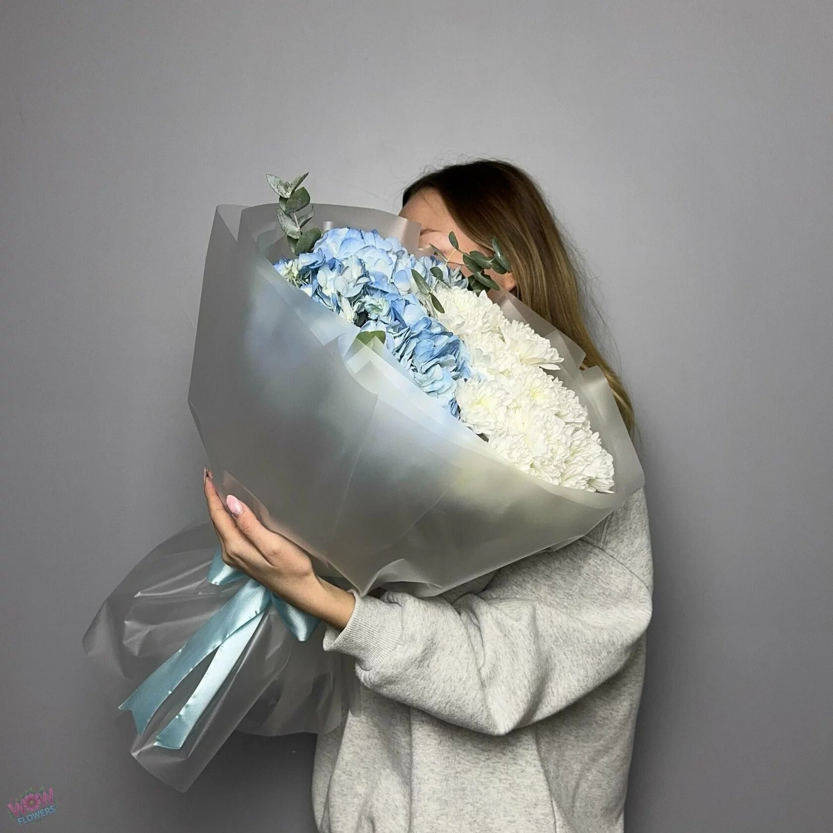 Букет живых цветов «Небесная прохлада» – композиция из гортензии, хризантем и эвкалипта для свежего подарка