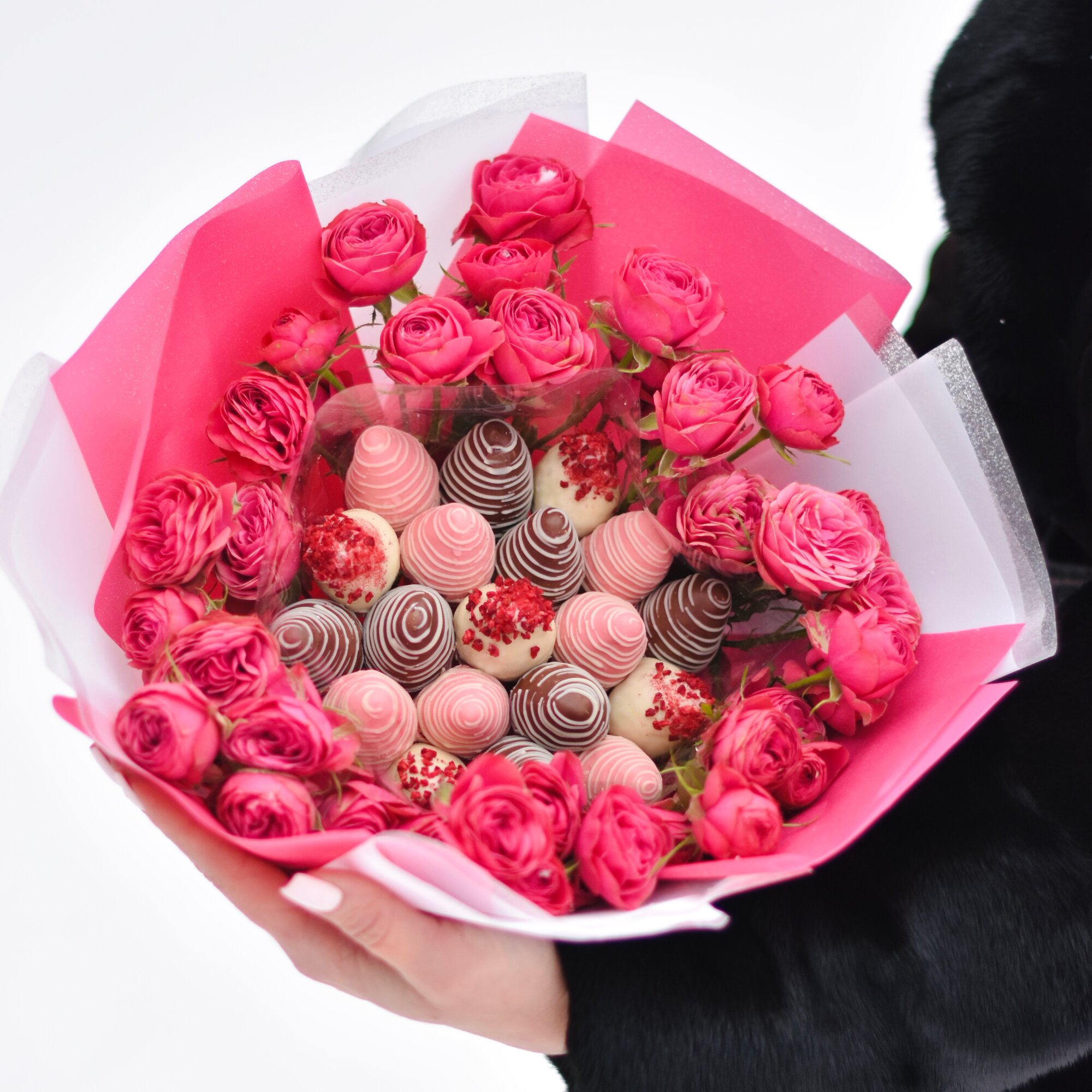 Хит! Букет «Страсть» из кустовых роз и клубники в шоколаде, идеальный подарок для любимой девушки, 19-25 шт