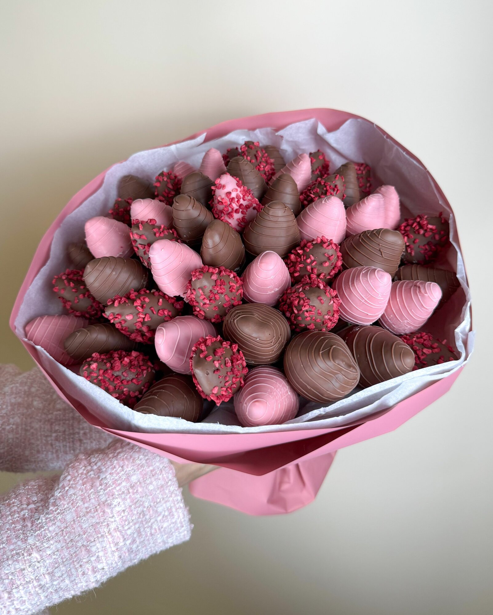 Подарочный букет из клубники в шоколаде "Pink strawberry" 55 ягод