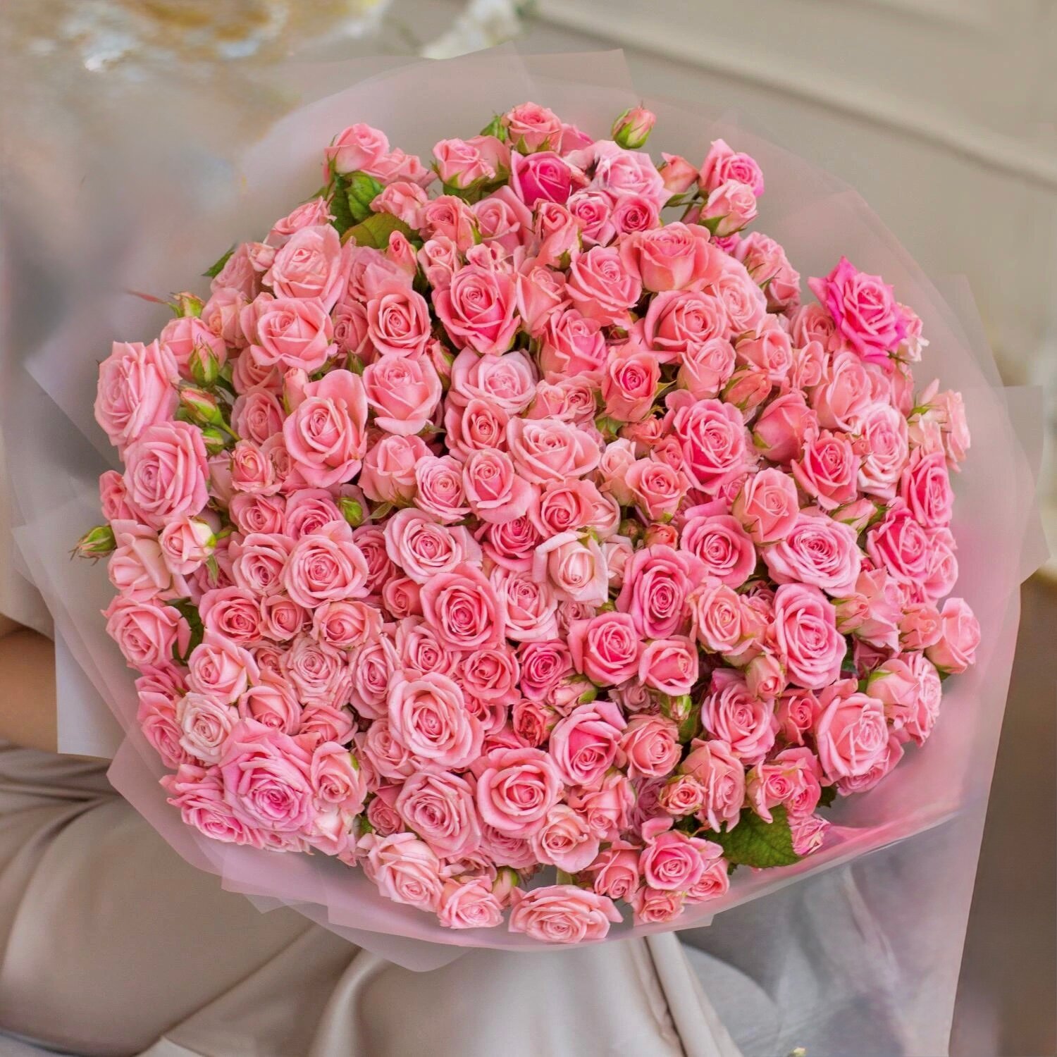 Монобукет розовых кустовых роз "Lydia", 45 штук, упаковка с лентой