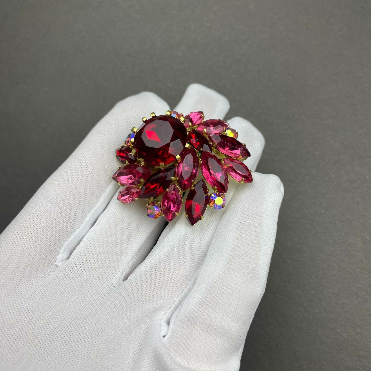 Брошь винтажная красный камень