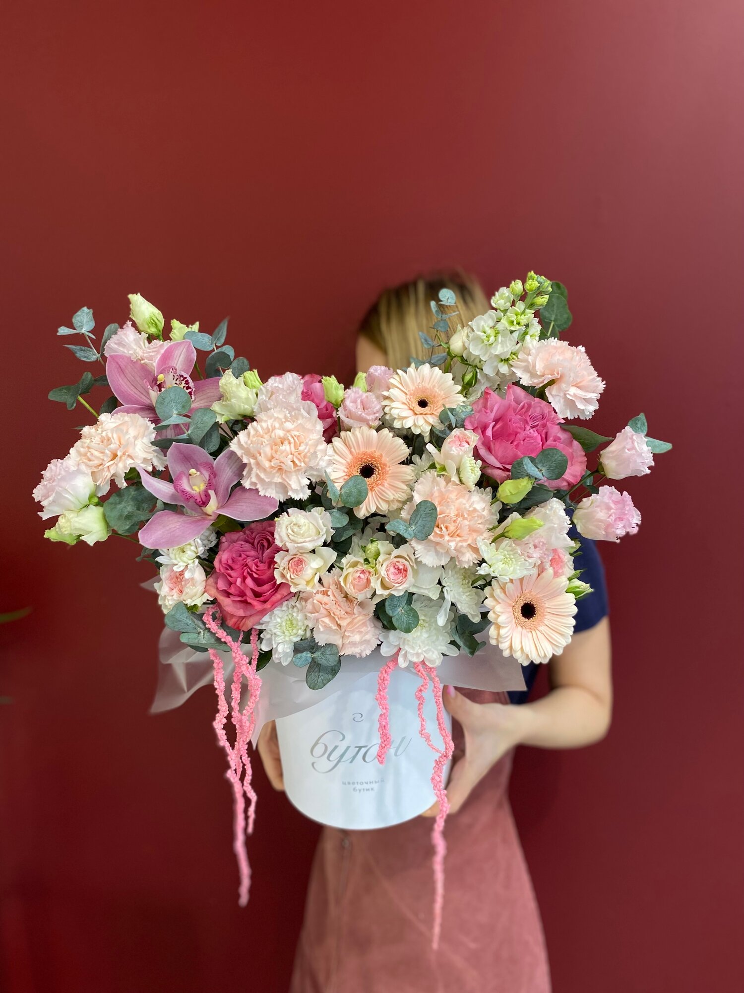 Композиция в шляпной коробке "Розовый Штиль" с розами и орхидеями