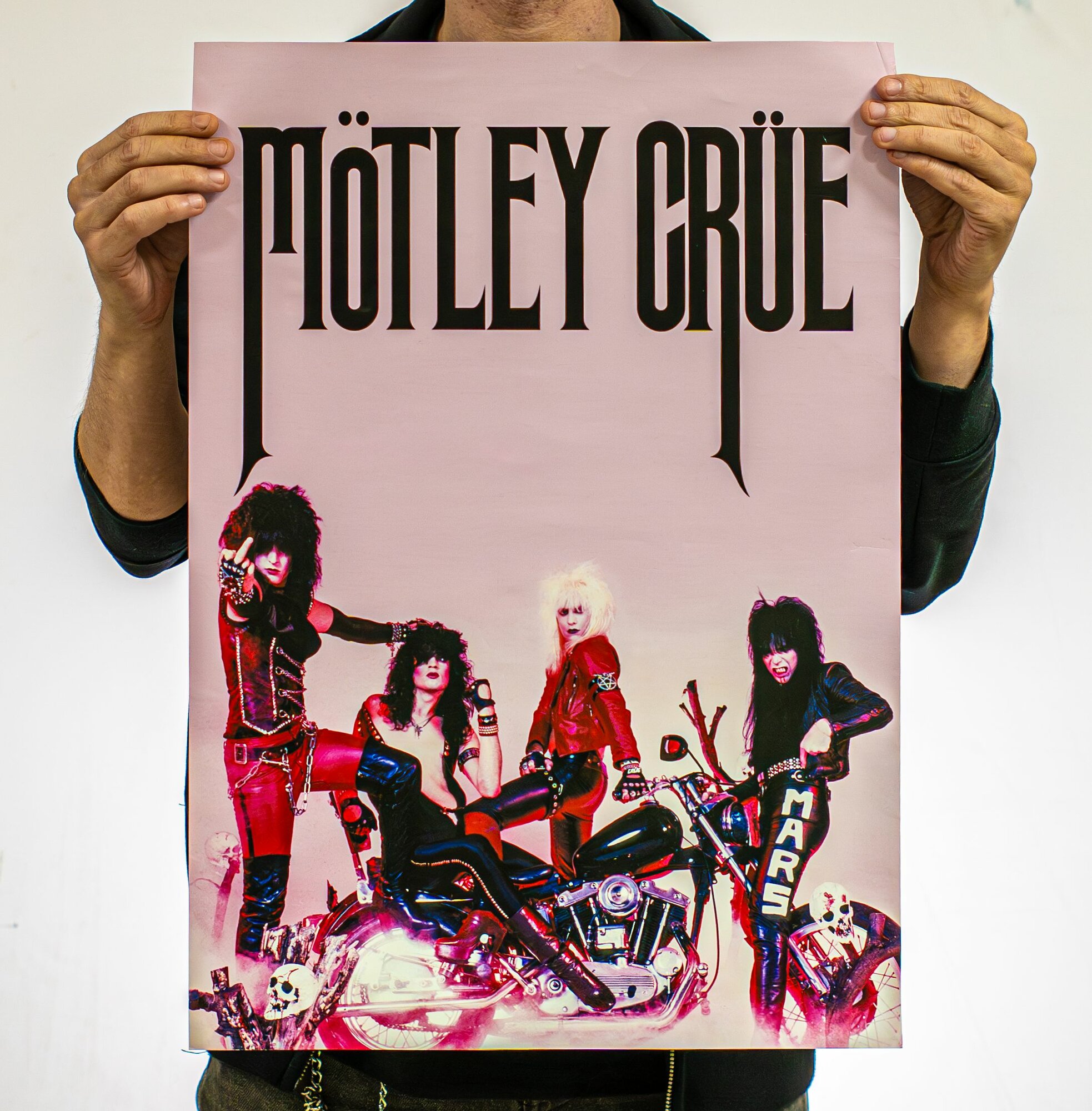 MOTLEY CRUE. Постер 42 х 60 см. Мелованная бумага, офсетная печать. Плотность бумаги 130 г/м2 (как обложка компакт-диска). Поставляется в прочном картонном тубусе