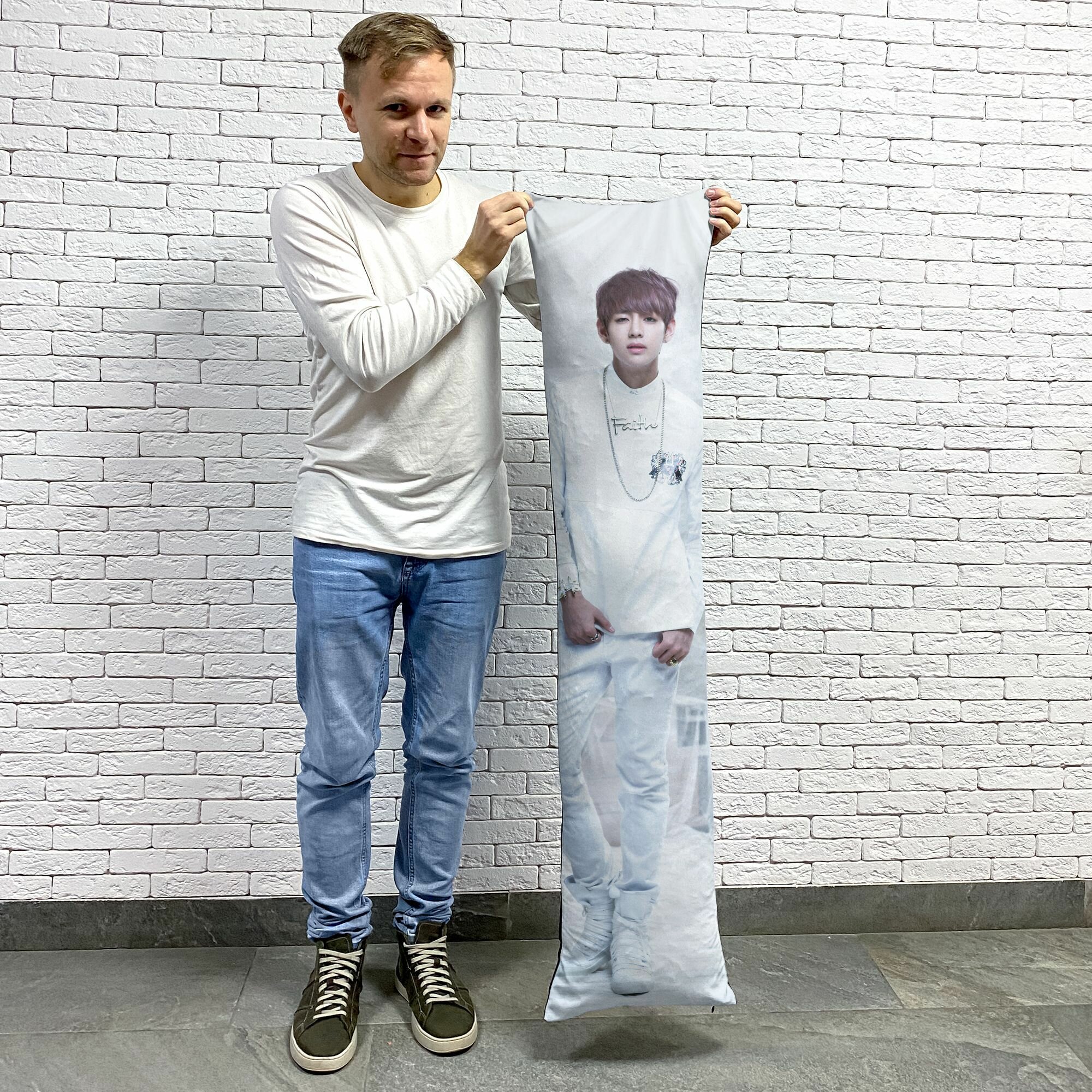Подушка дакимакура Ким ТэХен BTS 35x140 см