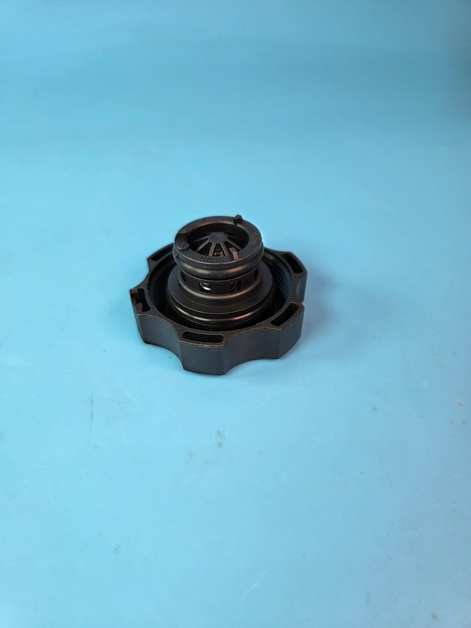 Крышка расширит. бачка GM 13502353 Chevrolet Cobalt Aveo T300 Cruze Spark Opel Astrа J