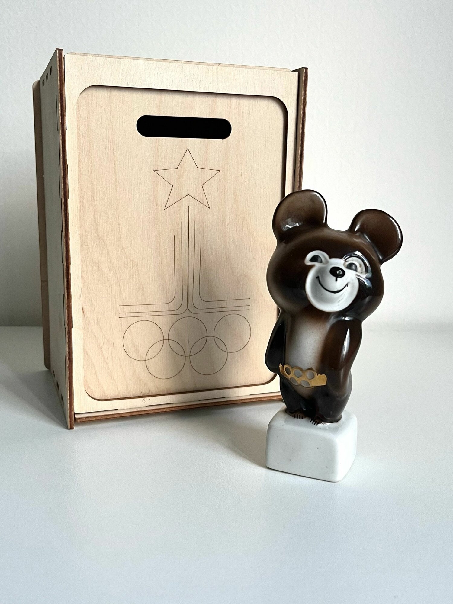 Статуэтка "Олимпийский мишка на пьедестале" Фарфор. СССР. В подарочной коробке. Высота: 13 см.1 сорт. ДФЗ-Вербилки.